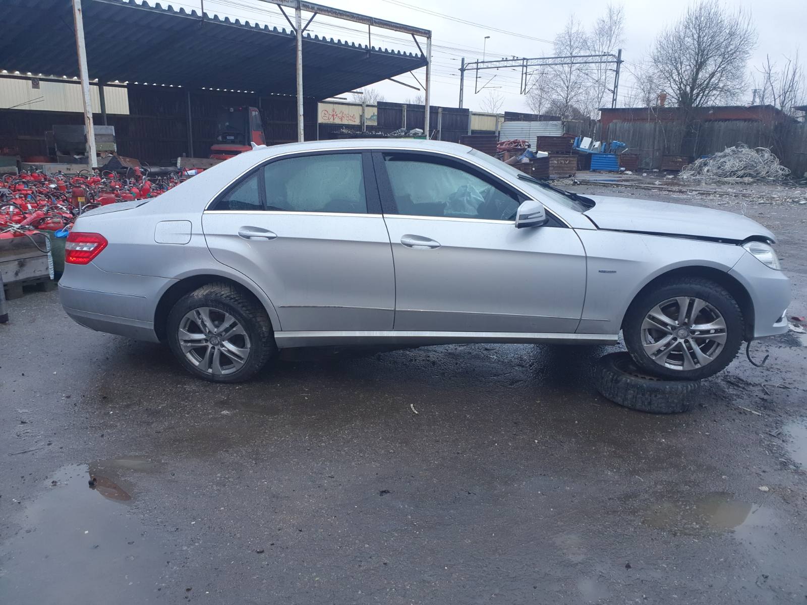 Used Mercedes Benz E-Class Front bumper bracket A2128850116