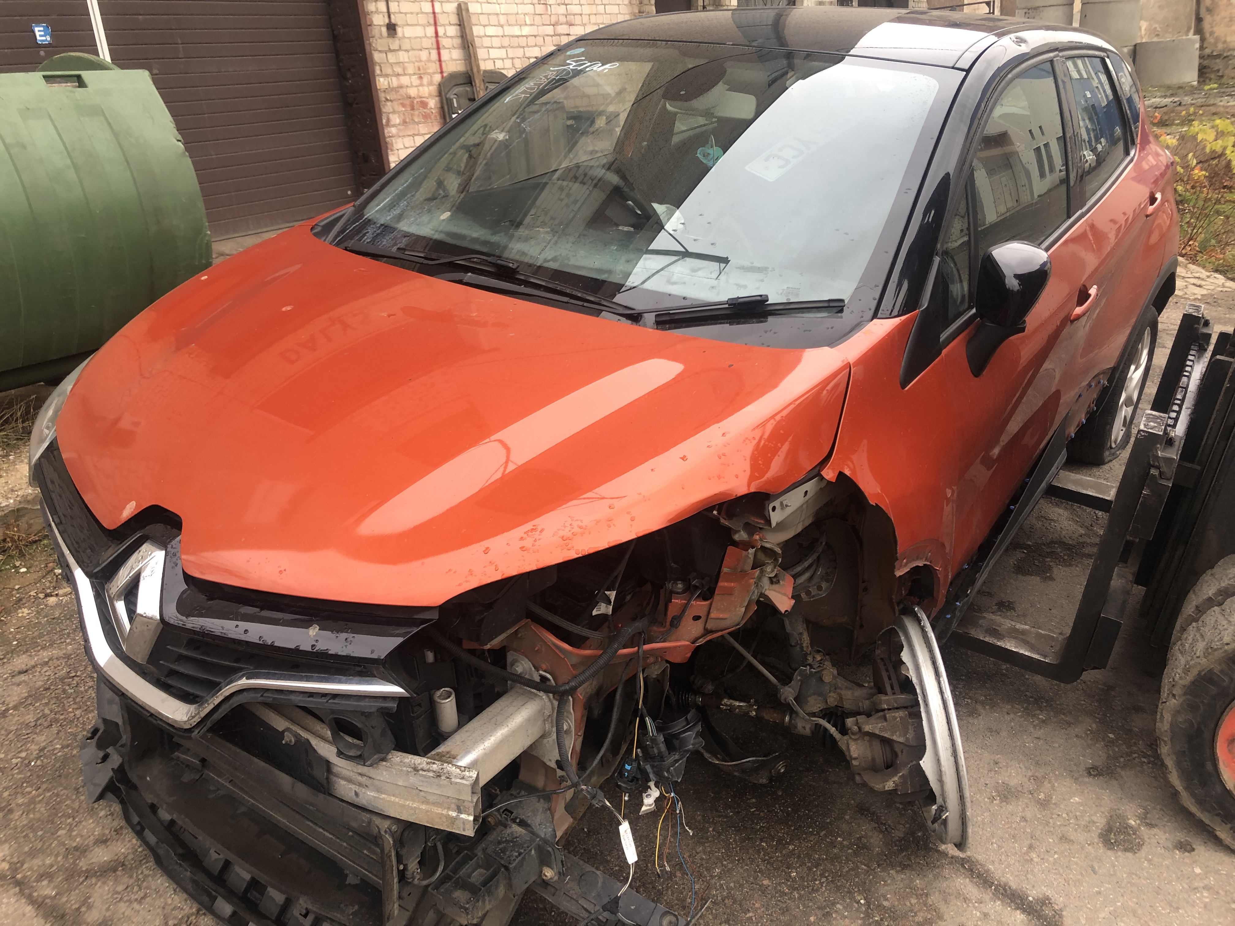 Used RENAULT Captur Rear bumper bracket 852233250R