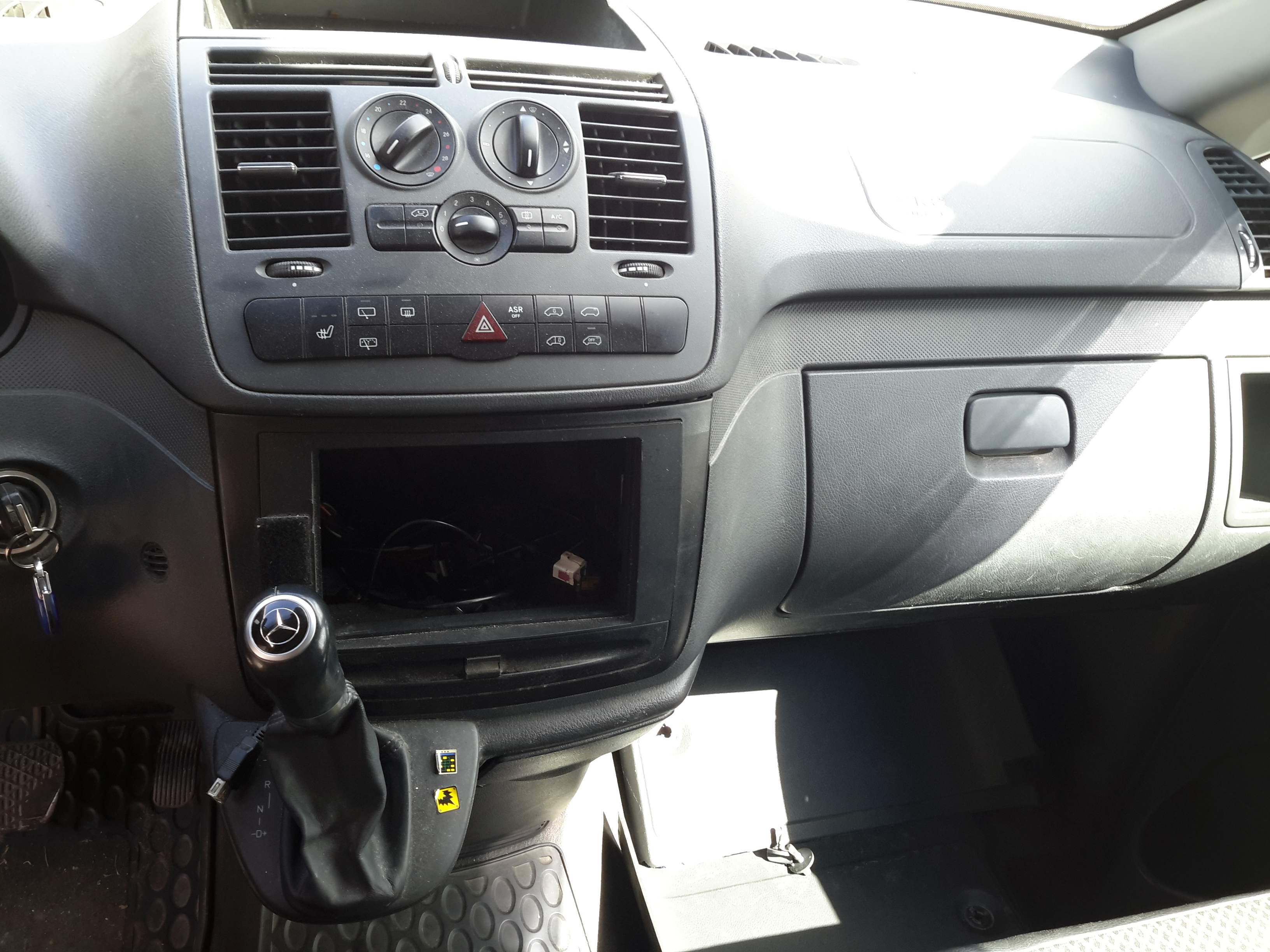 Used Mercedes Benz Vito Door switch on the body A6398200011