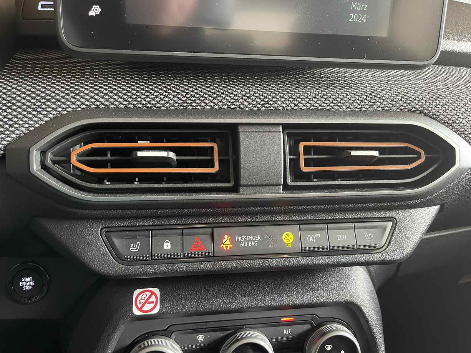 Used Dacia Sandero Interior panel ventilation grilles 687602406R