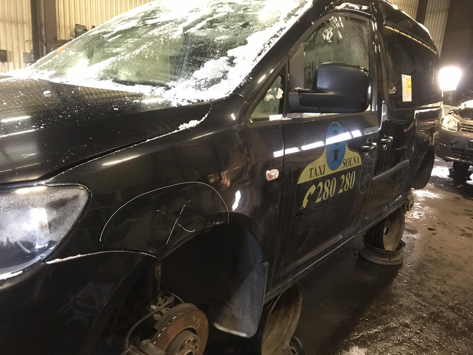 Used Volkswagen Caddy Sliding door bracket 2K0843335A