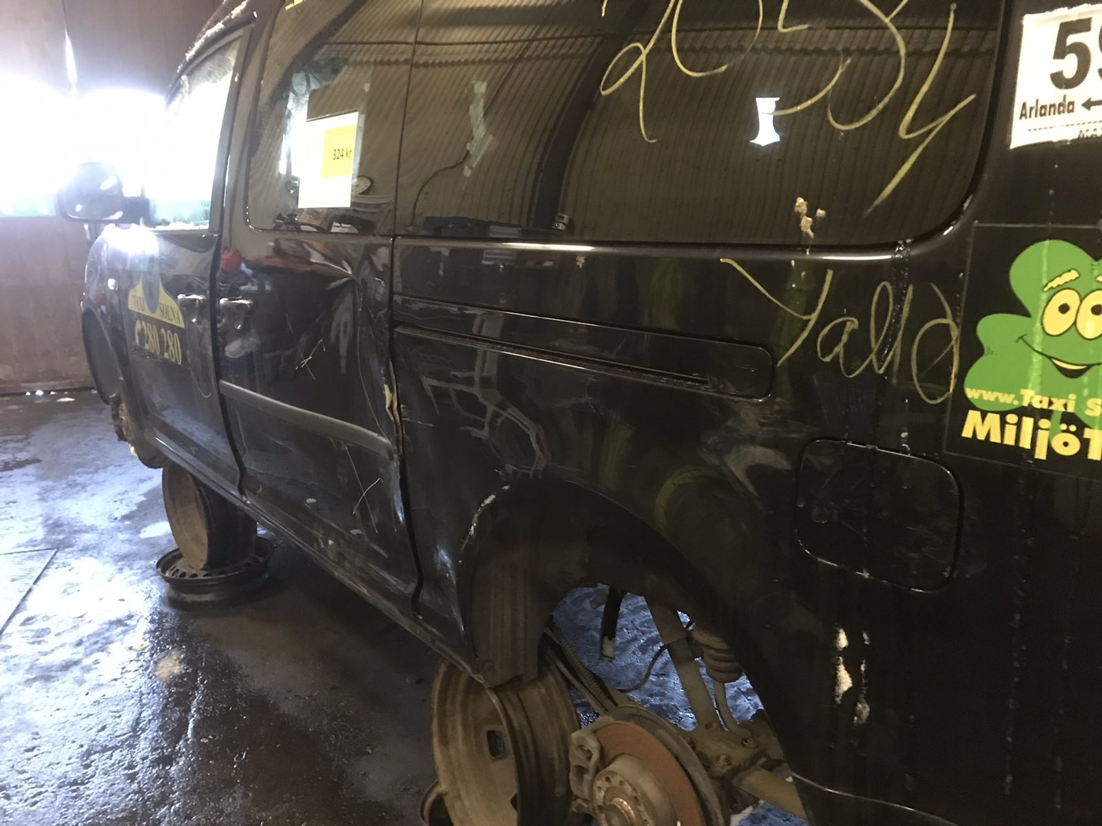 Used Volkswagen Caddy Sliding door bracket 2K0843335A