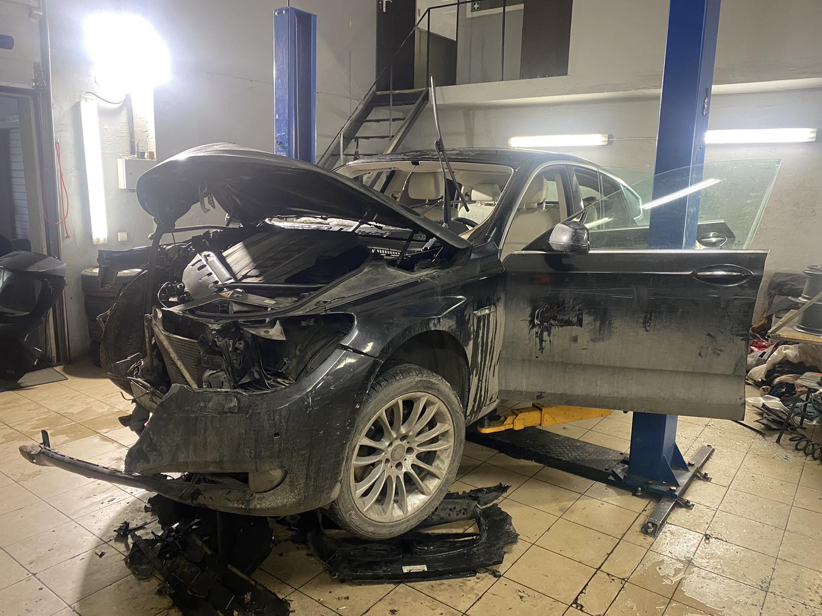 Used BMW 5 SERIES Front bumper lower grille 7200729