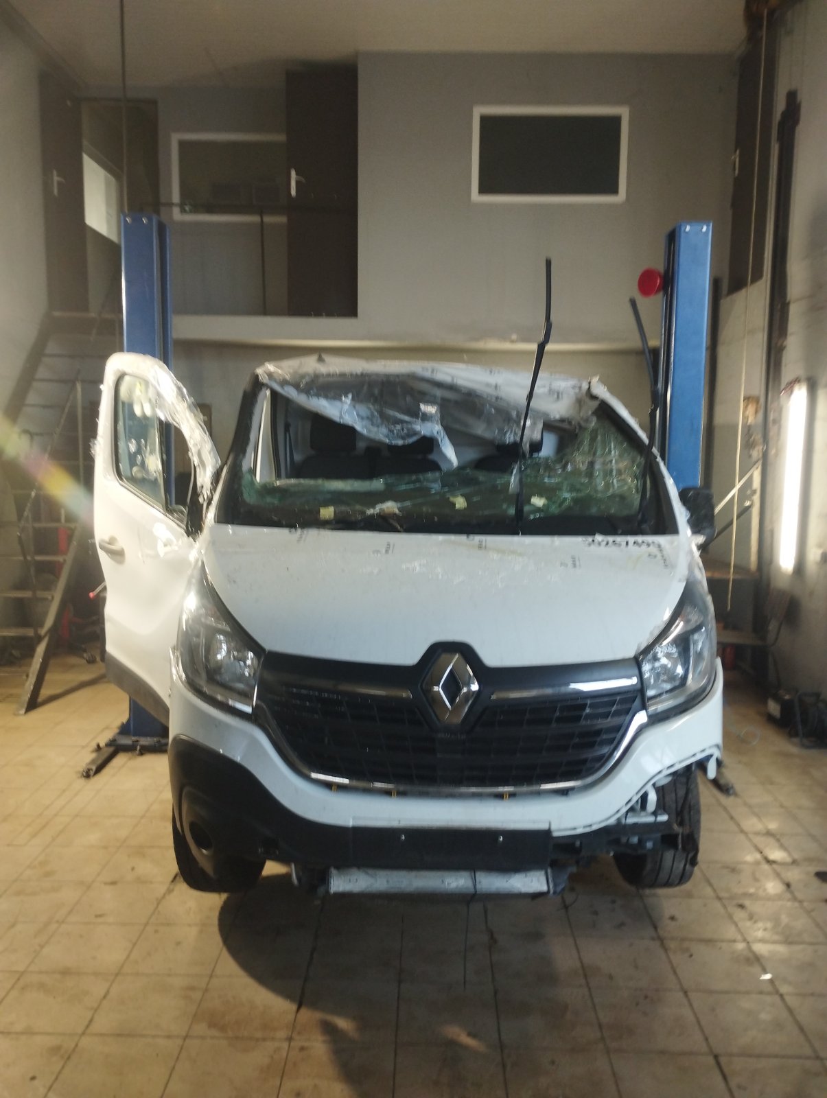 Used RENAULT Trafic Tape the rear wing 788129036R