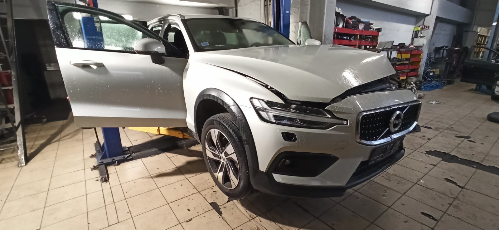 Naudotas VOLVO V60 Bagažinės dangčio amortizatorius 32296298