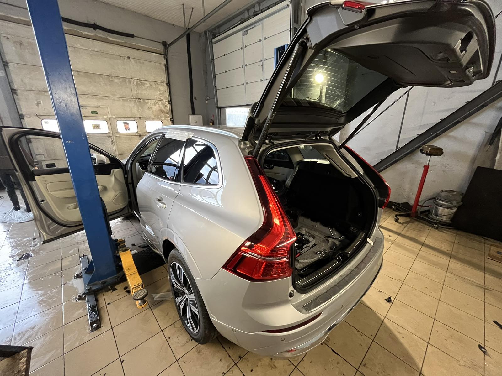 Used VOLVO XC60 Side mirror and its details 31424834