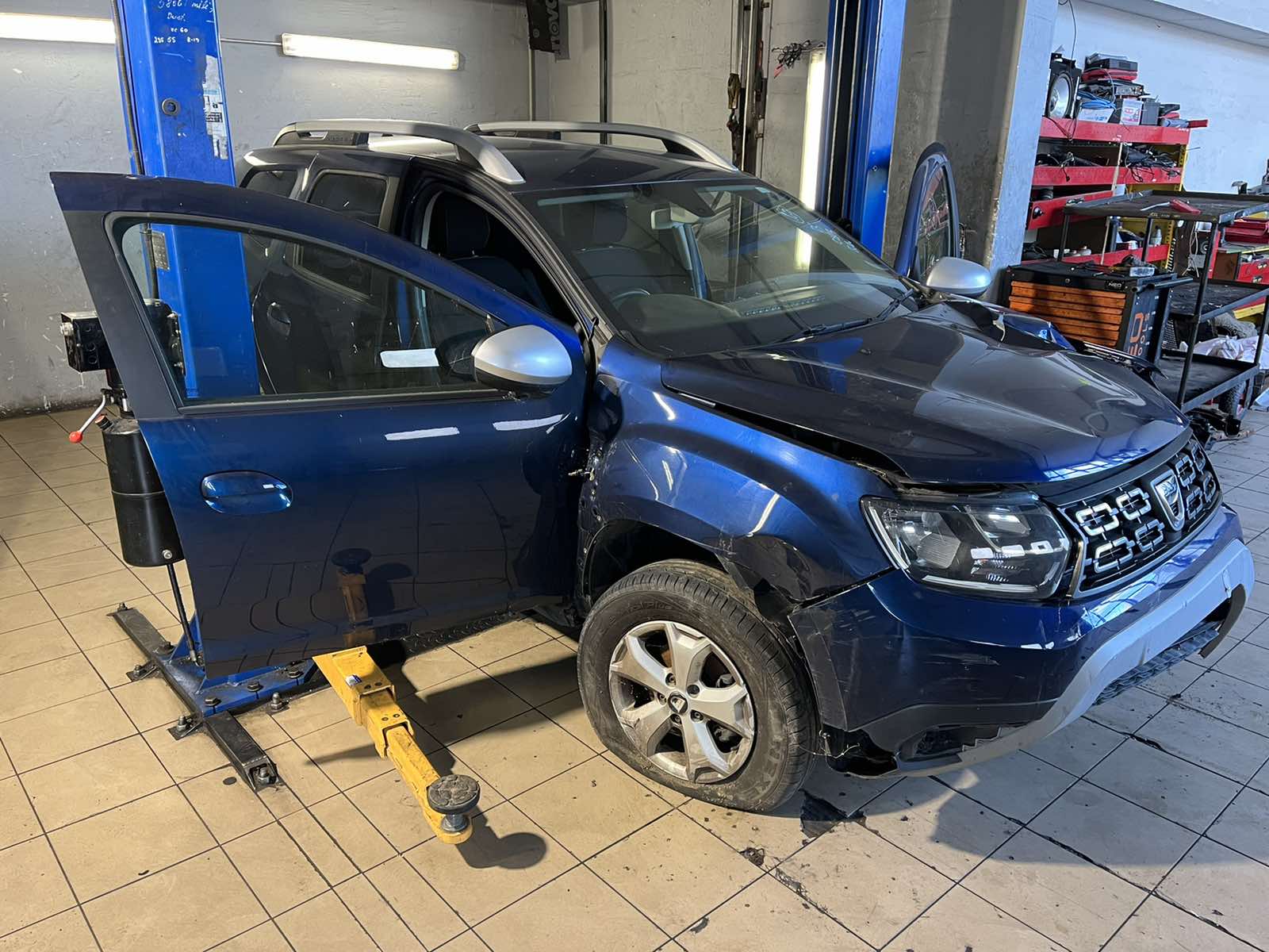 Used Dacia Duster Windscreen strut outer 768618238R