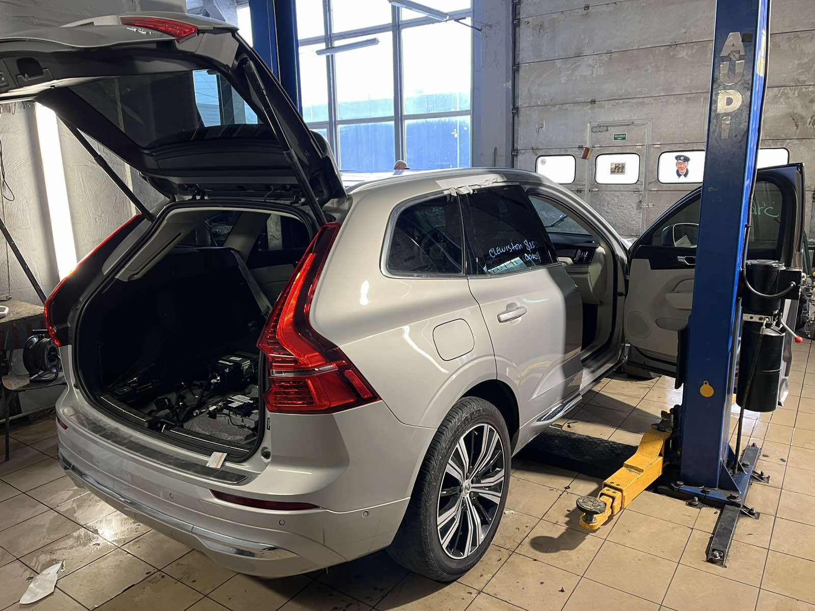 Used VOLVO XC60 Side mirror and its details 31424834