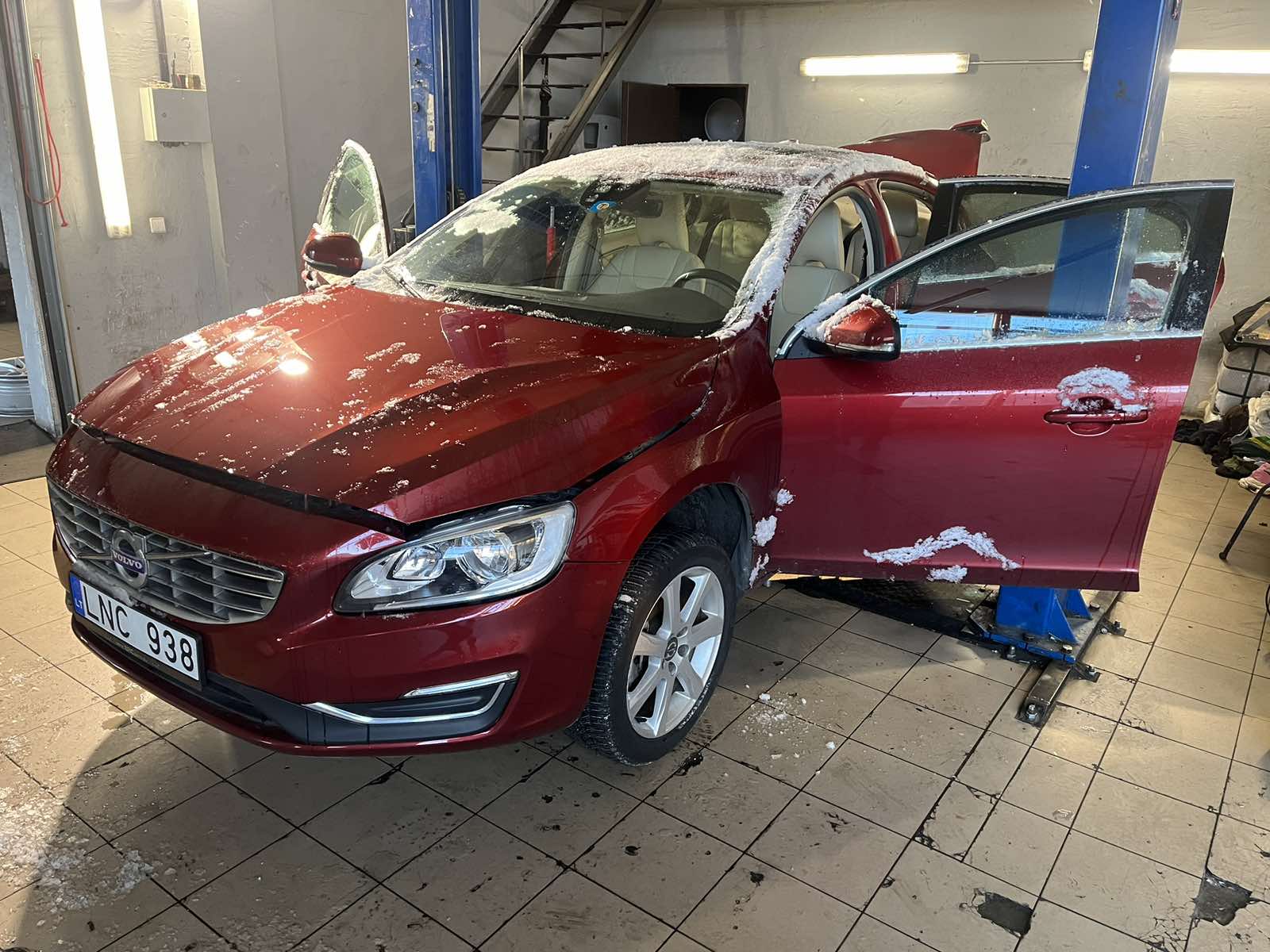 Used VOLVO S60 Trim to the mirror triangle 8648748