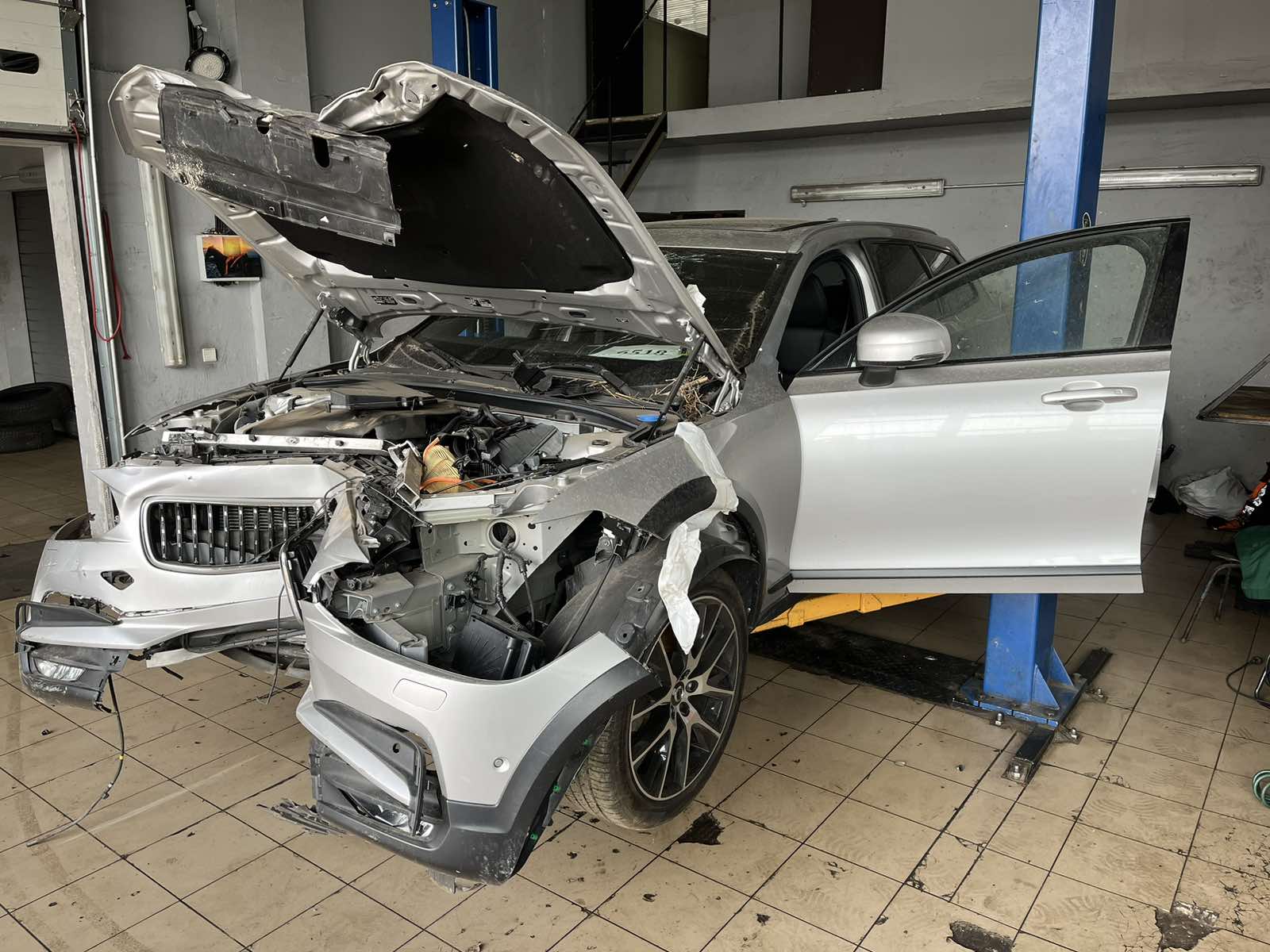 Used VOLVO V90 Rear side door strip to glass outer 31479571