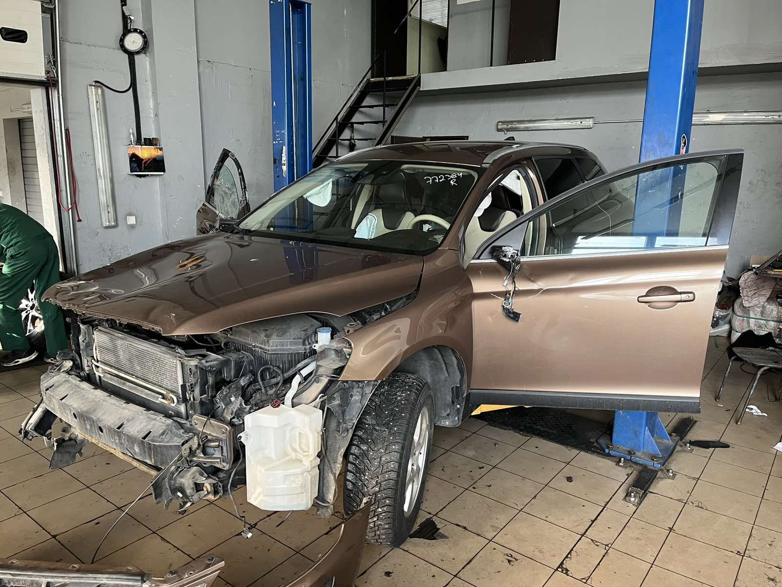 Used VOLVO XC60 Another detail of the front bumper beam 30760140