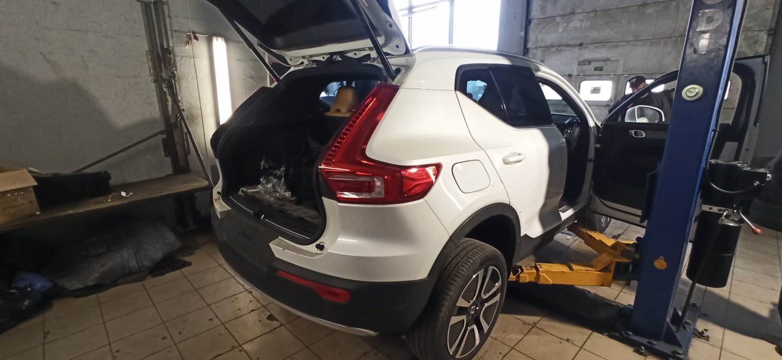Used VOLVO XC40 Tape the rear wing 31448328