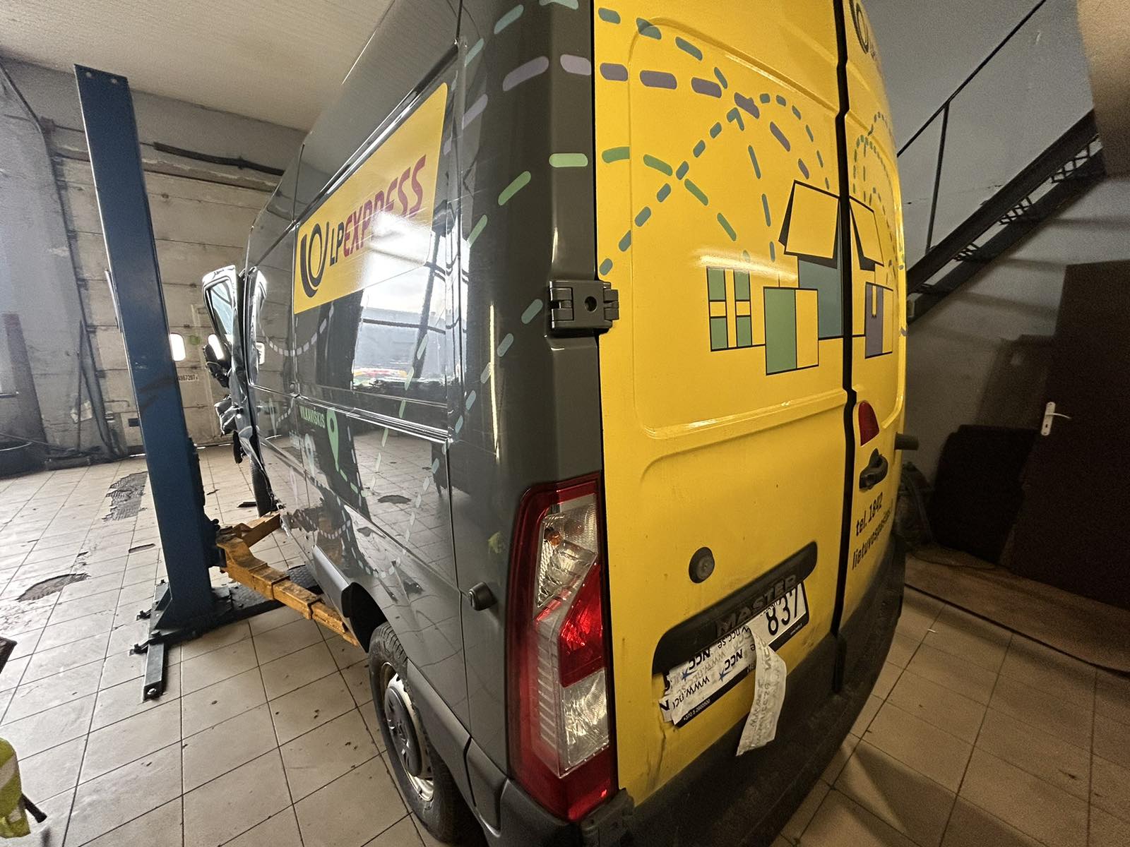 Used RENAULT Master Rear tailgate limiter