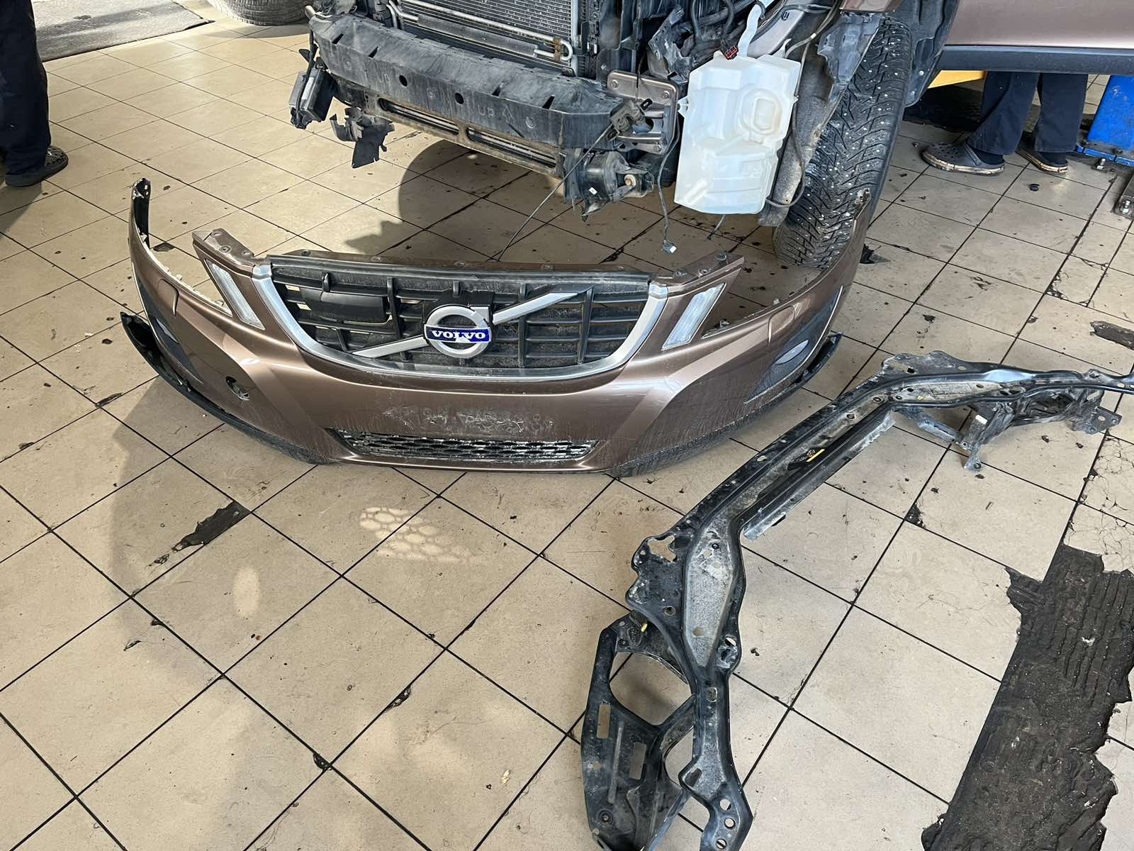 Used VOLVO XC60 Another detail of the front bumper beam 30760140