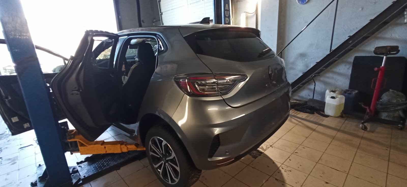 Used RENAULT Clio Front underbody protection 622565797R