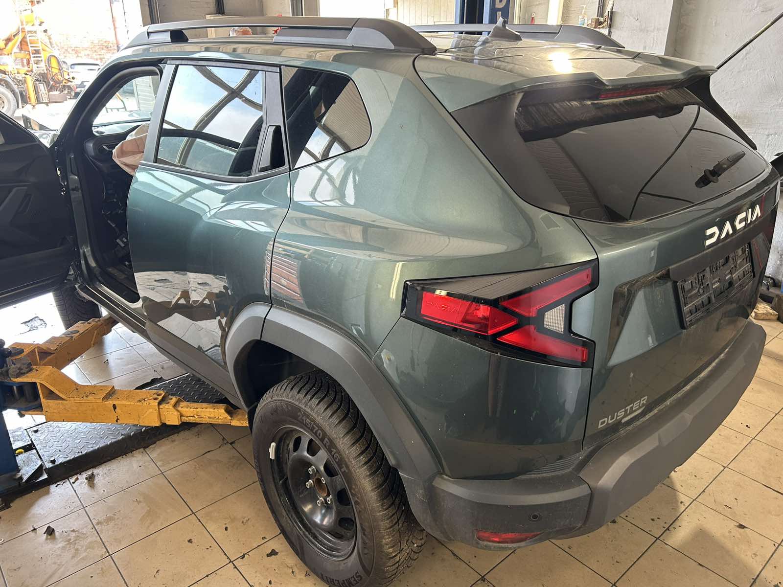 Used Dacia Duster Rear wing and its parts