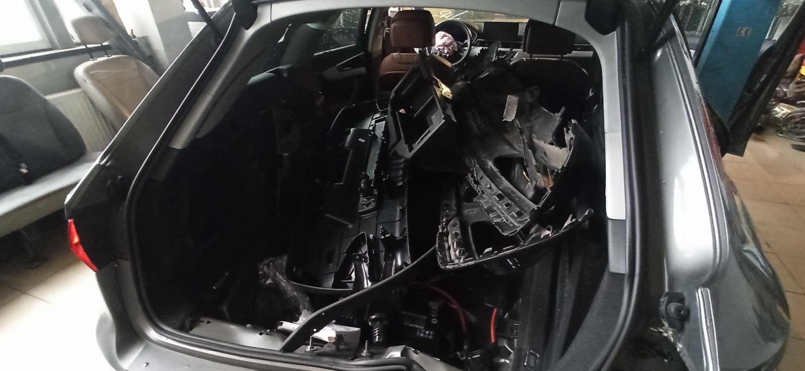 Naudotas AUDI A4 Priekinio bamperio apatinis spoileris 8W0807717B