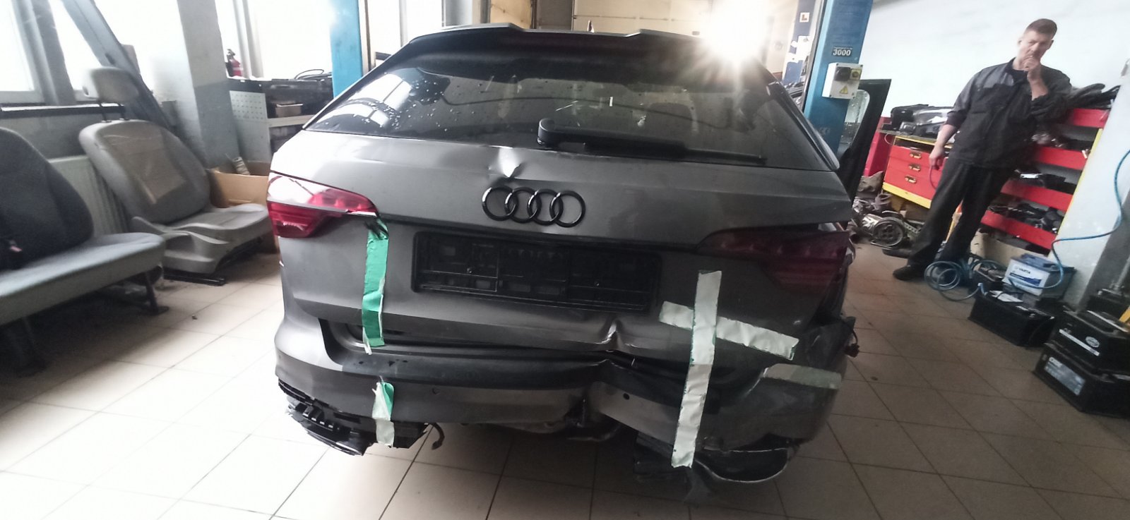 Naudotas AUDI A4 Priekinio bamperio apatinis spoileris 8W0807717B