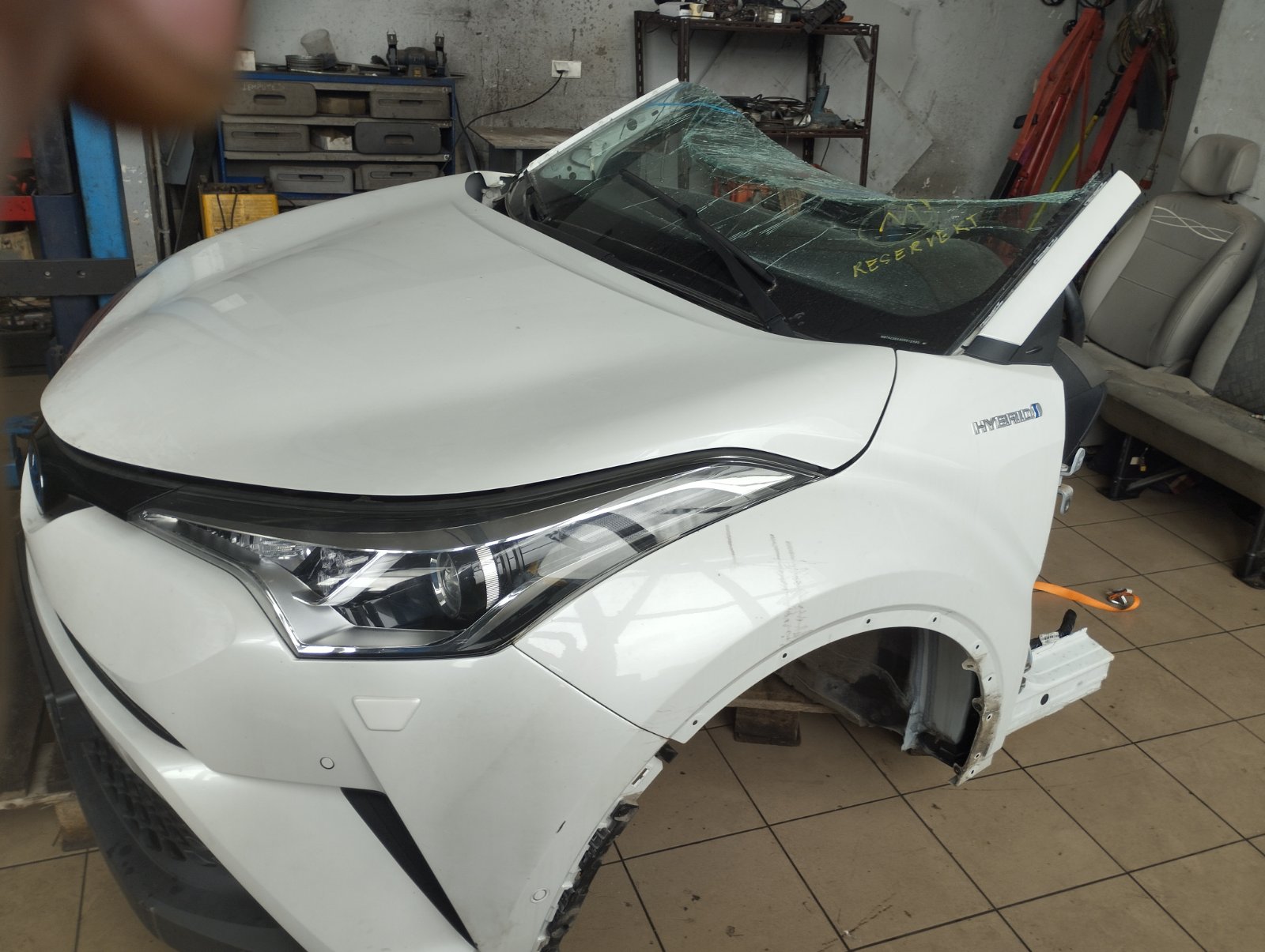 Used TOYOTA CHR Other detail of the boot lid punch 64790F4010