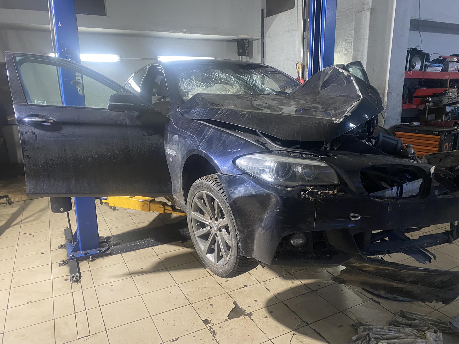 Used BMW 5 SERIES Rear side door strip to glass outer 7209710