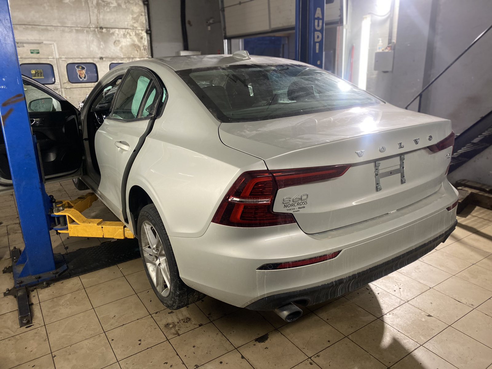 Used VOLVO S60 Bracket for front shock absorber 31476122