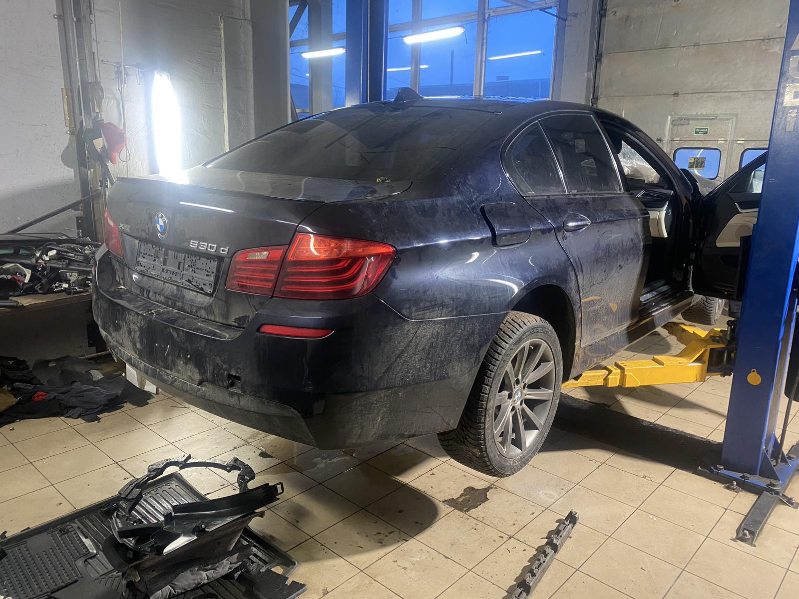 Used BMW 5 SERIES Rear side door strip to glass outer 7209710