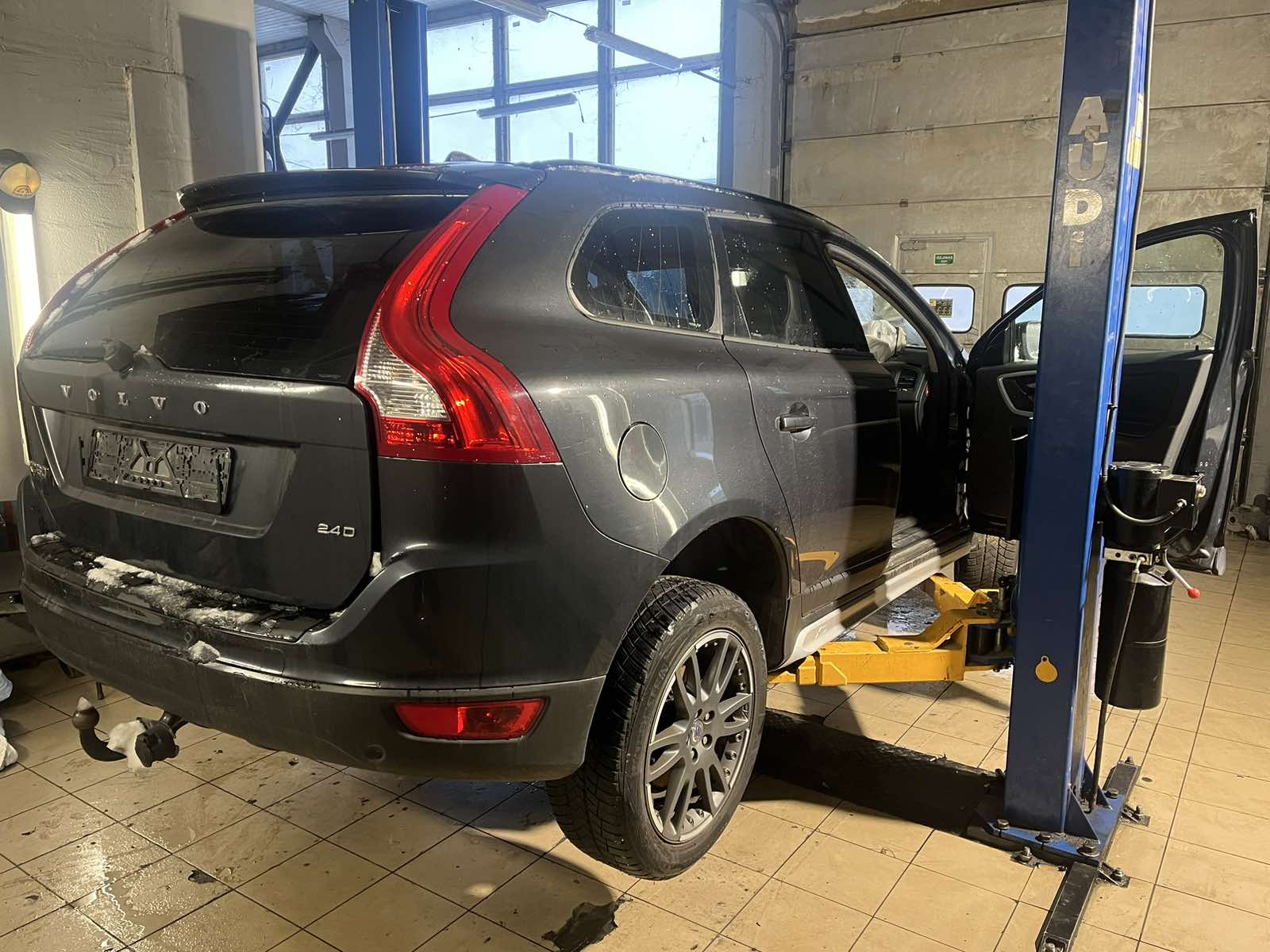 Used VOLVO XC60 Air deflector cooling radiator 31294172