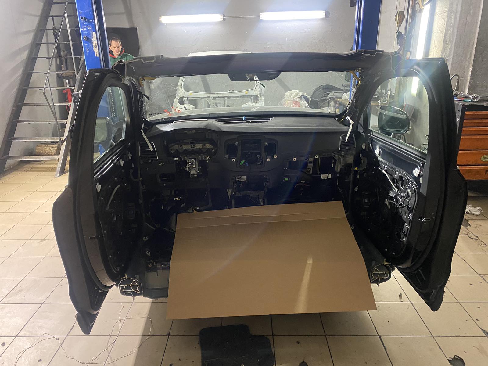 Used VOLVO XC90 Front door sealing rubber 32229218