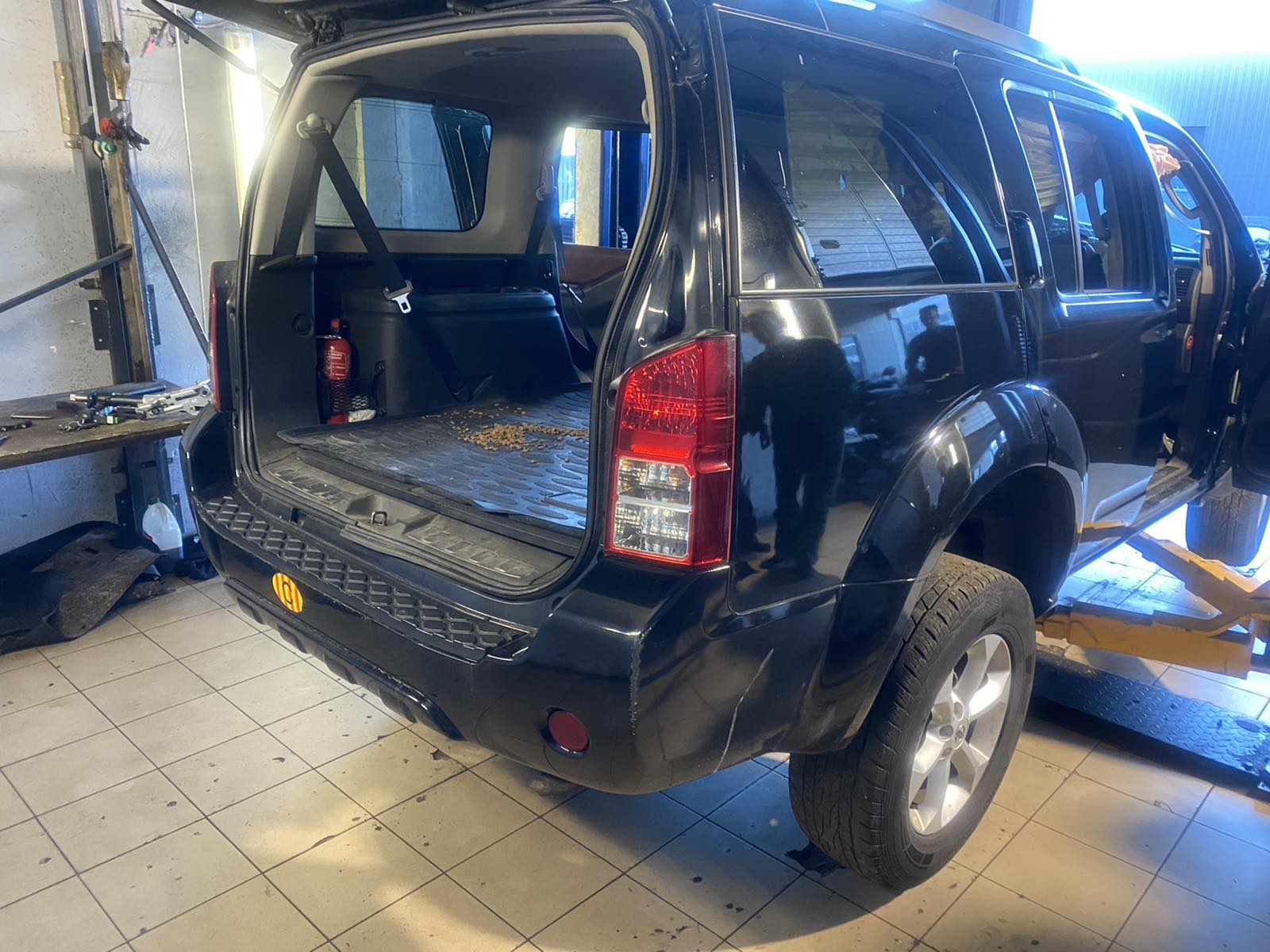 Used NISSAN Pathfinder Rear axle and its details 39600EB310