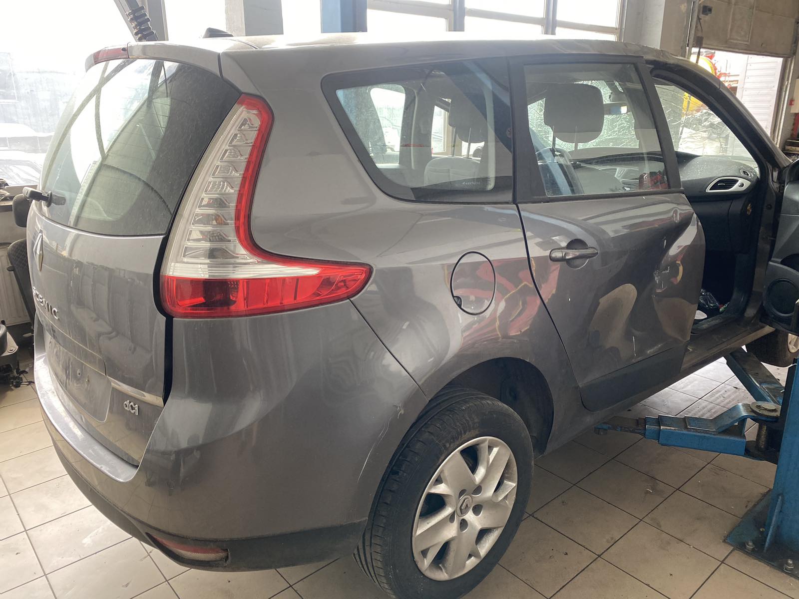 Used RENAULT Scenic Rim cover 403151379R