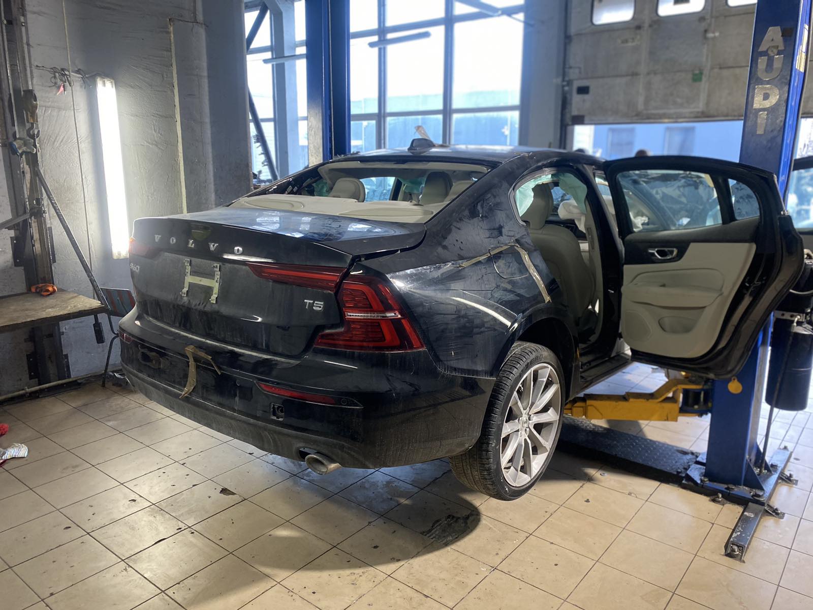 Used VOLVO S60 Bracket for front wing 31448917