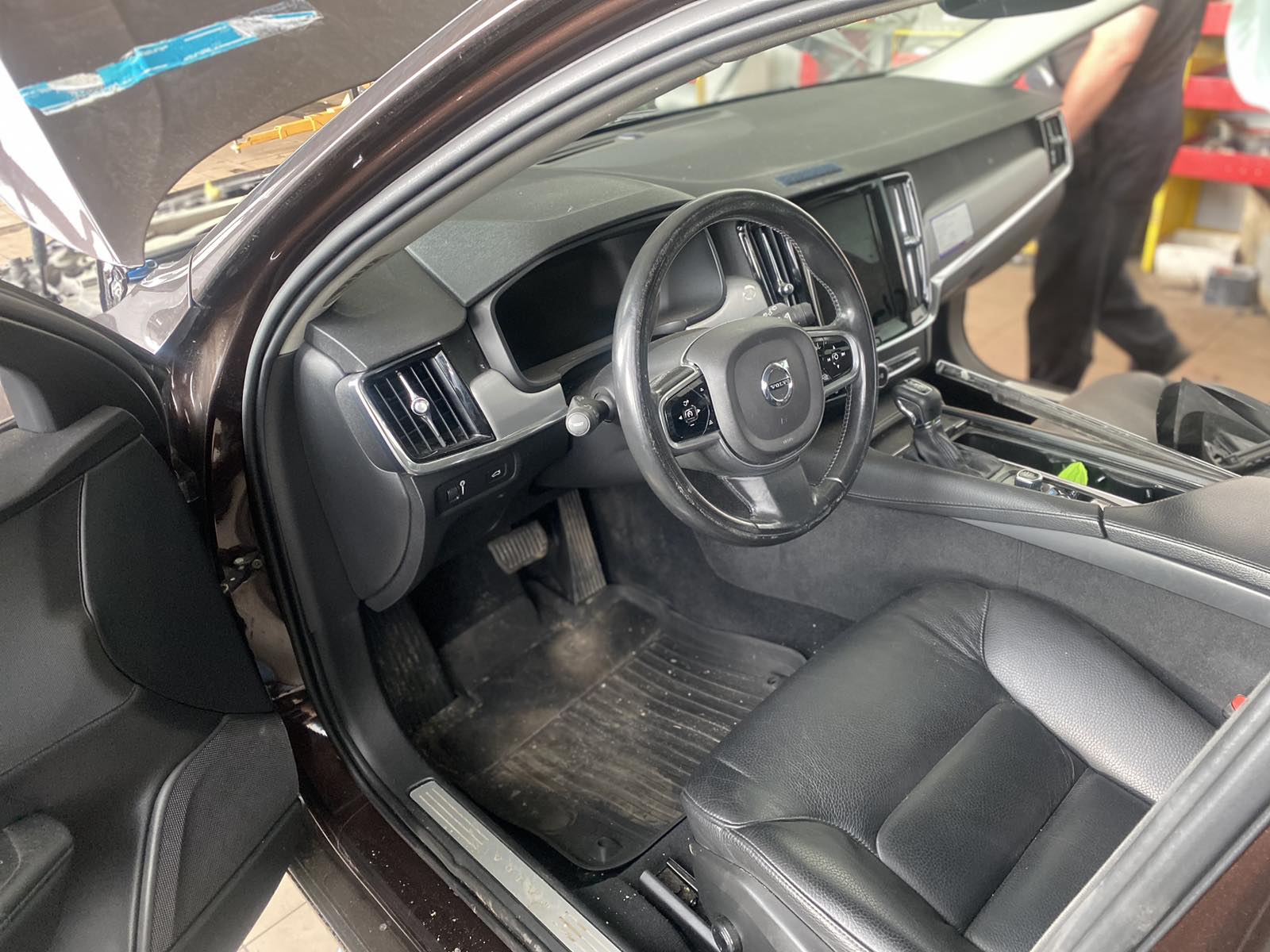 Used VOLVO V90 Rear side door sealing rubber on the door 31371773