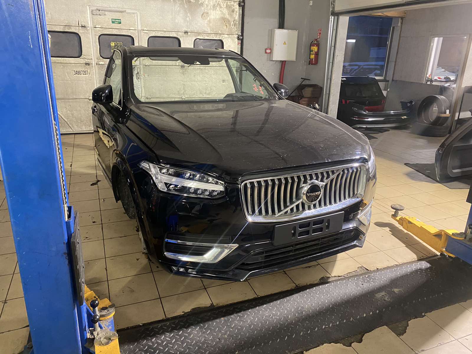 Used VOLVO XC90 Front door sealing rubber 32229218