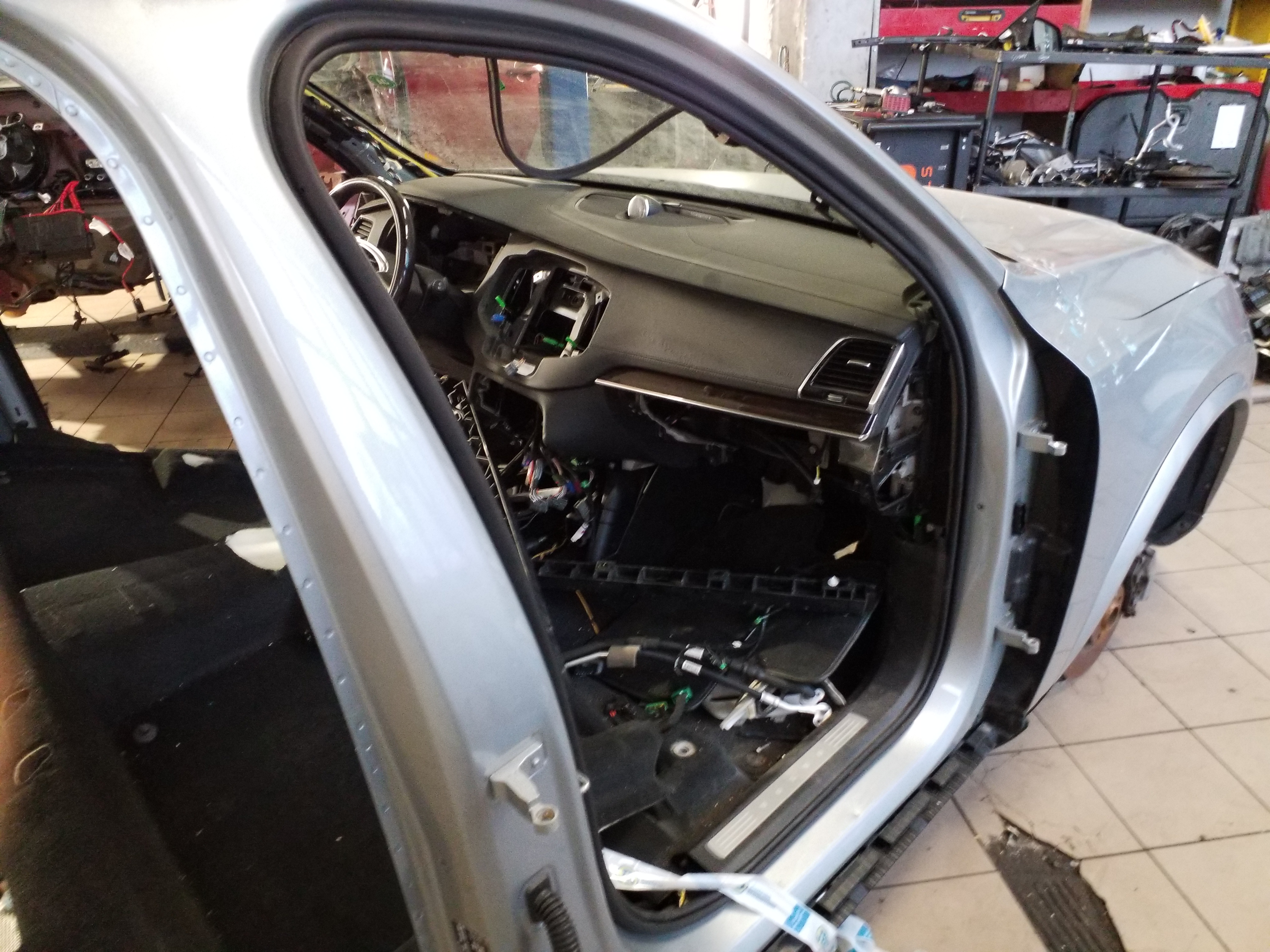 Used VOLVO XC90 Bracket for front wing 31371008