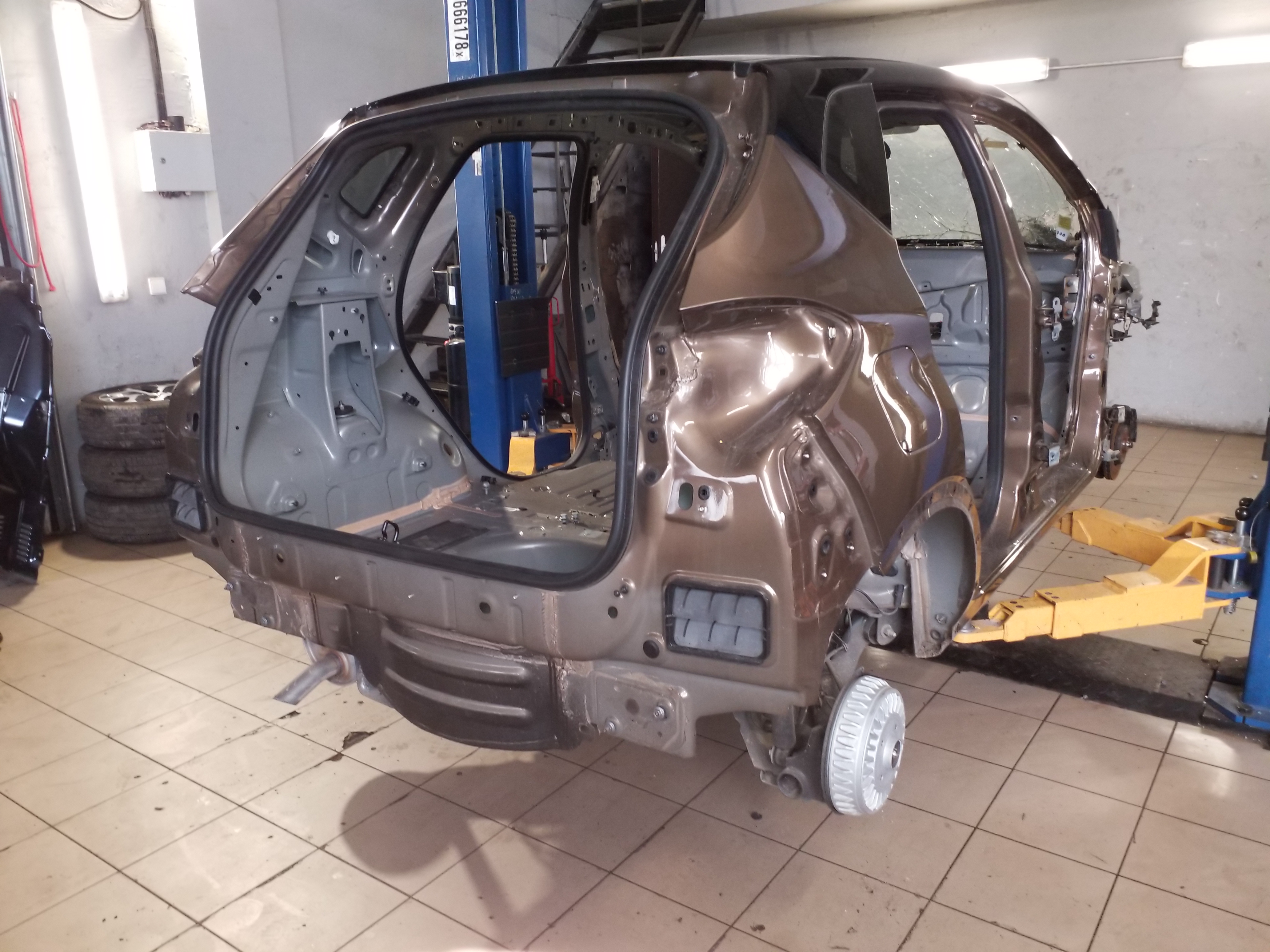 Used RENAULT Captur Rear bumper bracket on the rear panel 850425825R