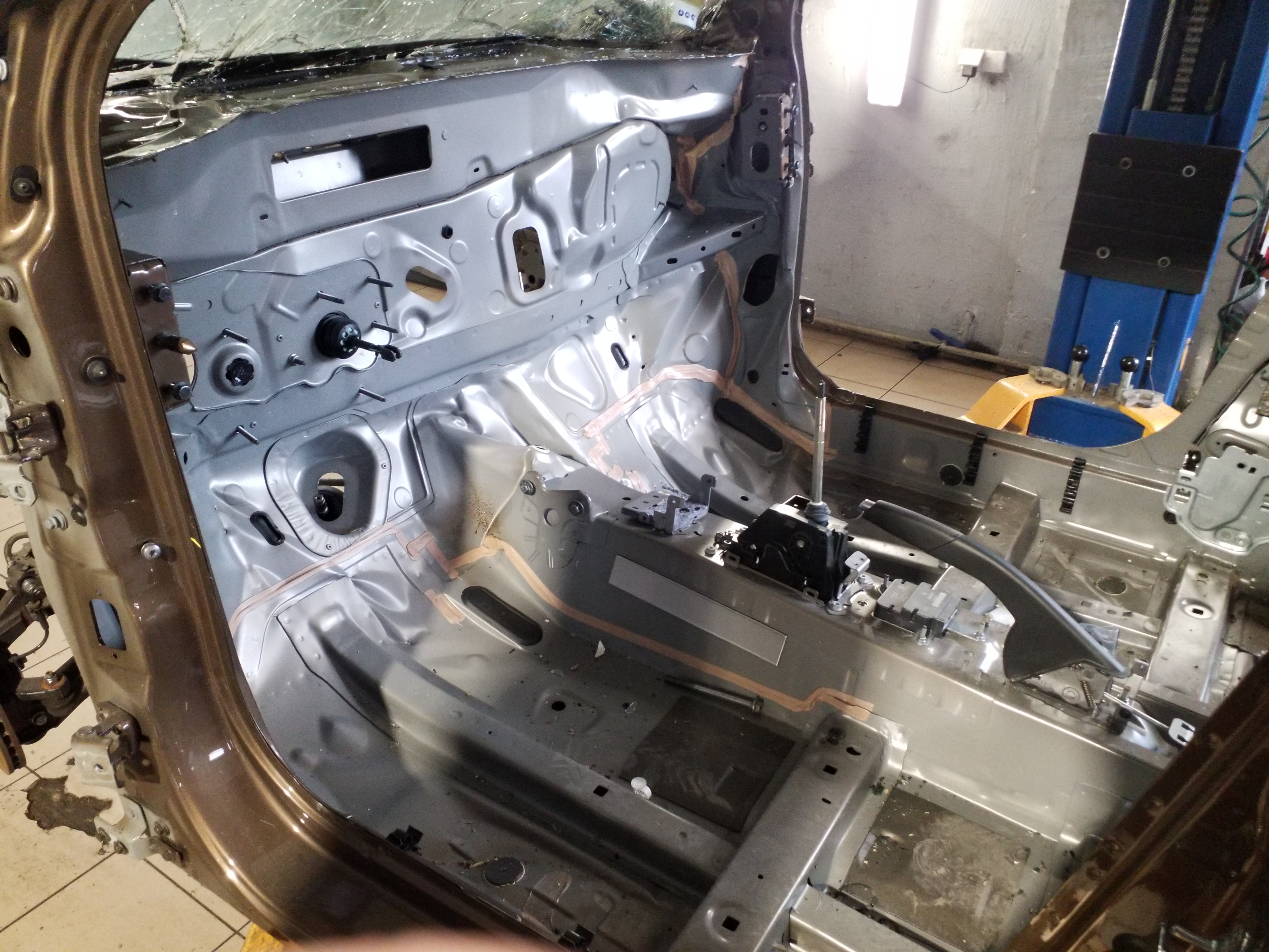 Used RENAULT Captur Rear bumper bracket on the rear panel 850425825R