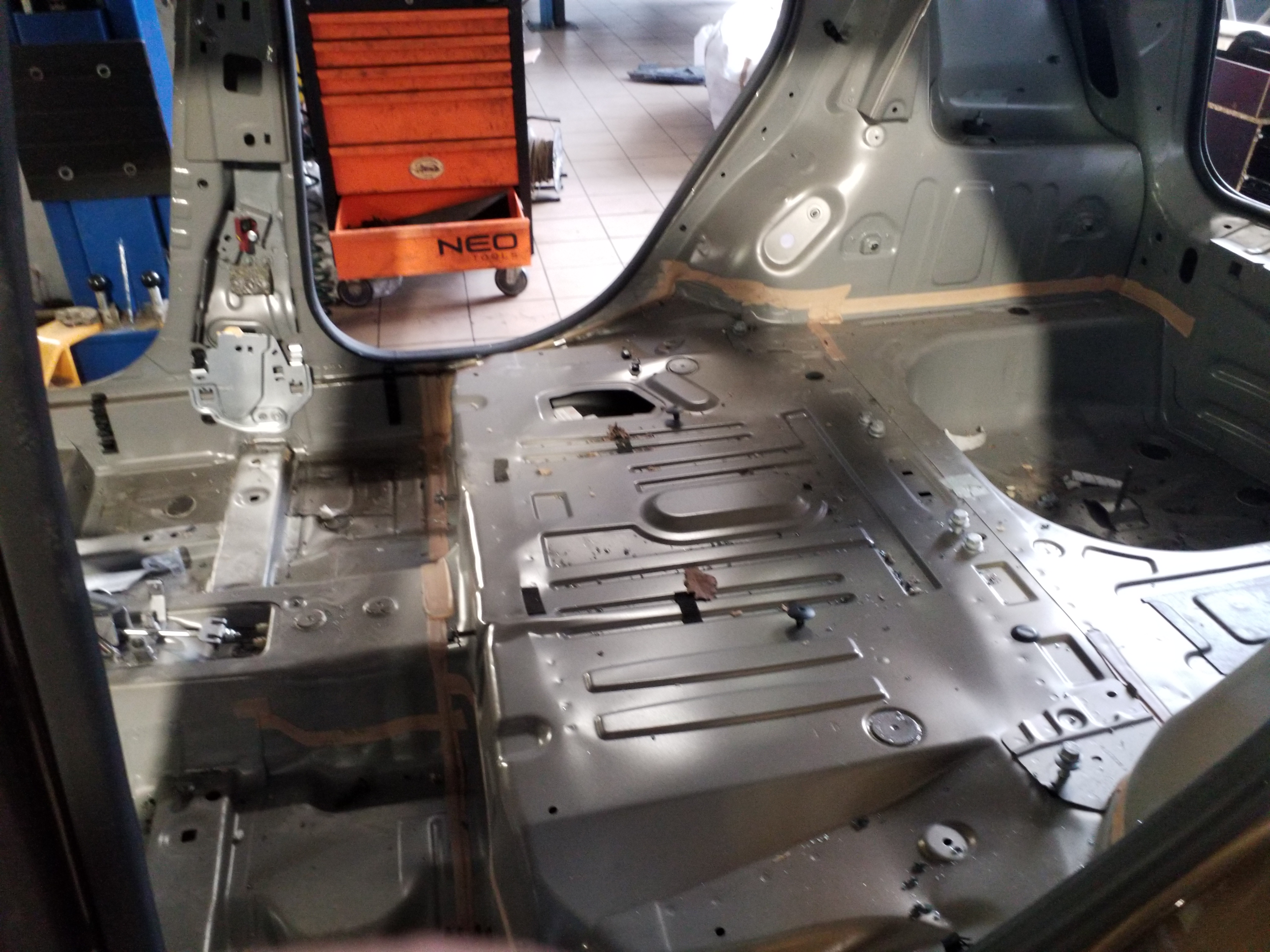 Used RENAULT Captur Rear bumper bracket on the rear panel 850425825R