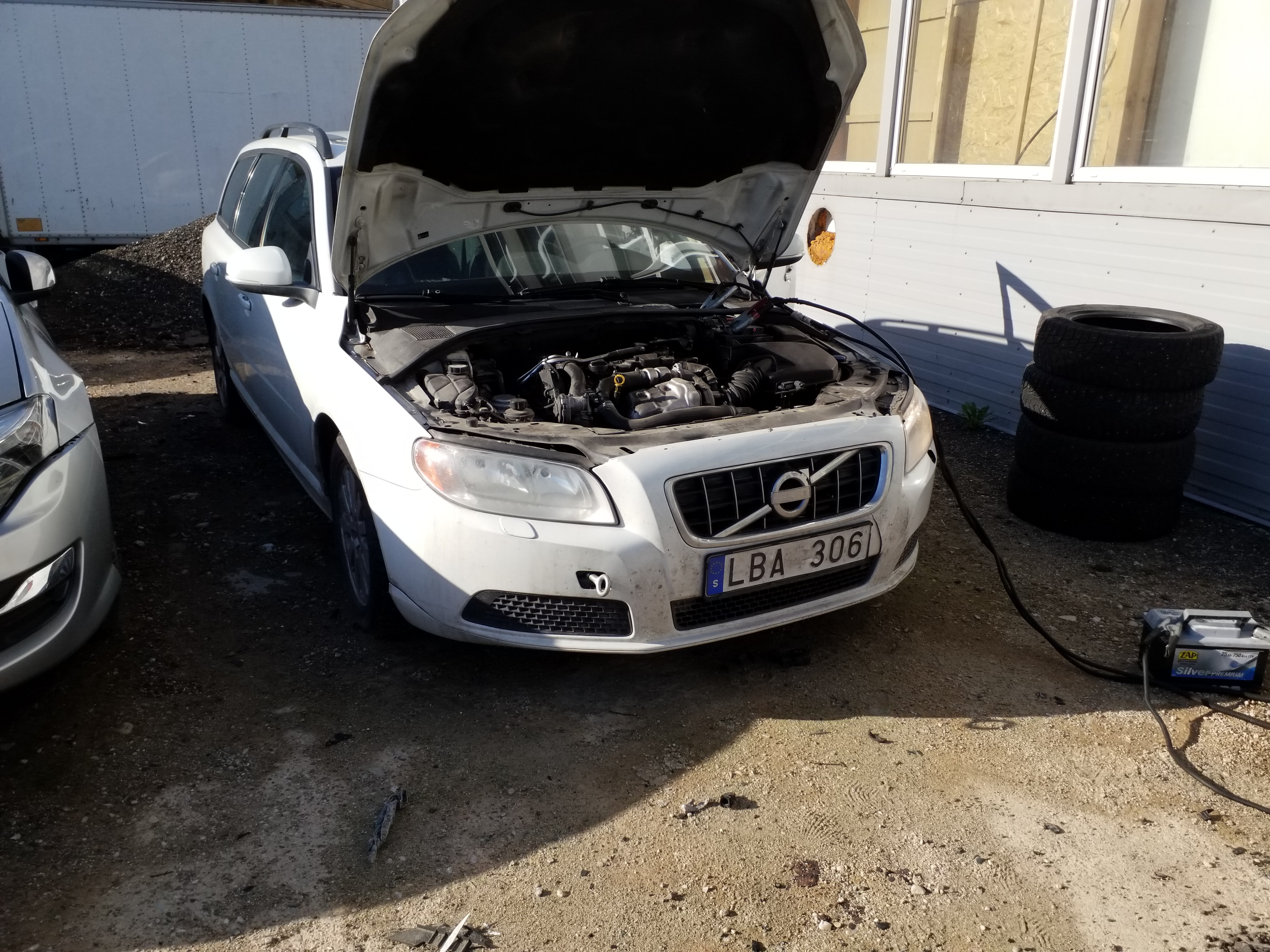 Used VOLVO V70 Engine cover lock 31298609
