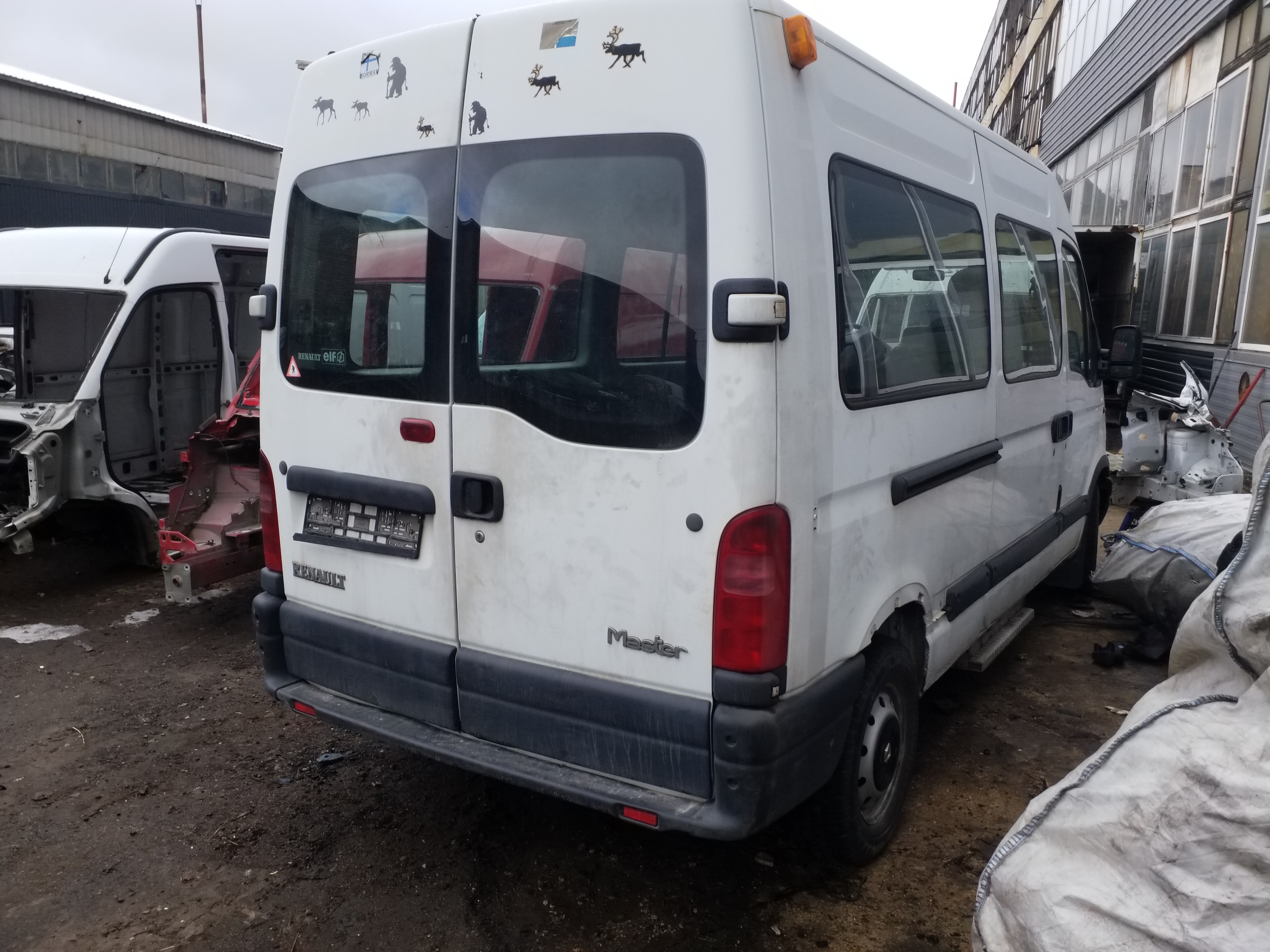 Used RENAULT Master Windshield wiper mechanism trim to the glass