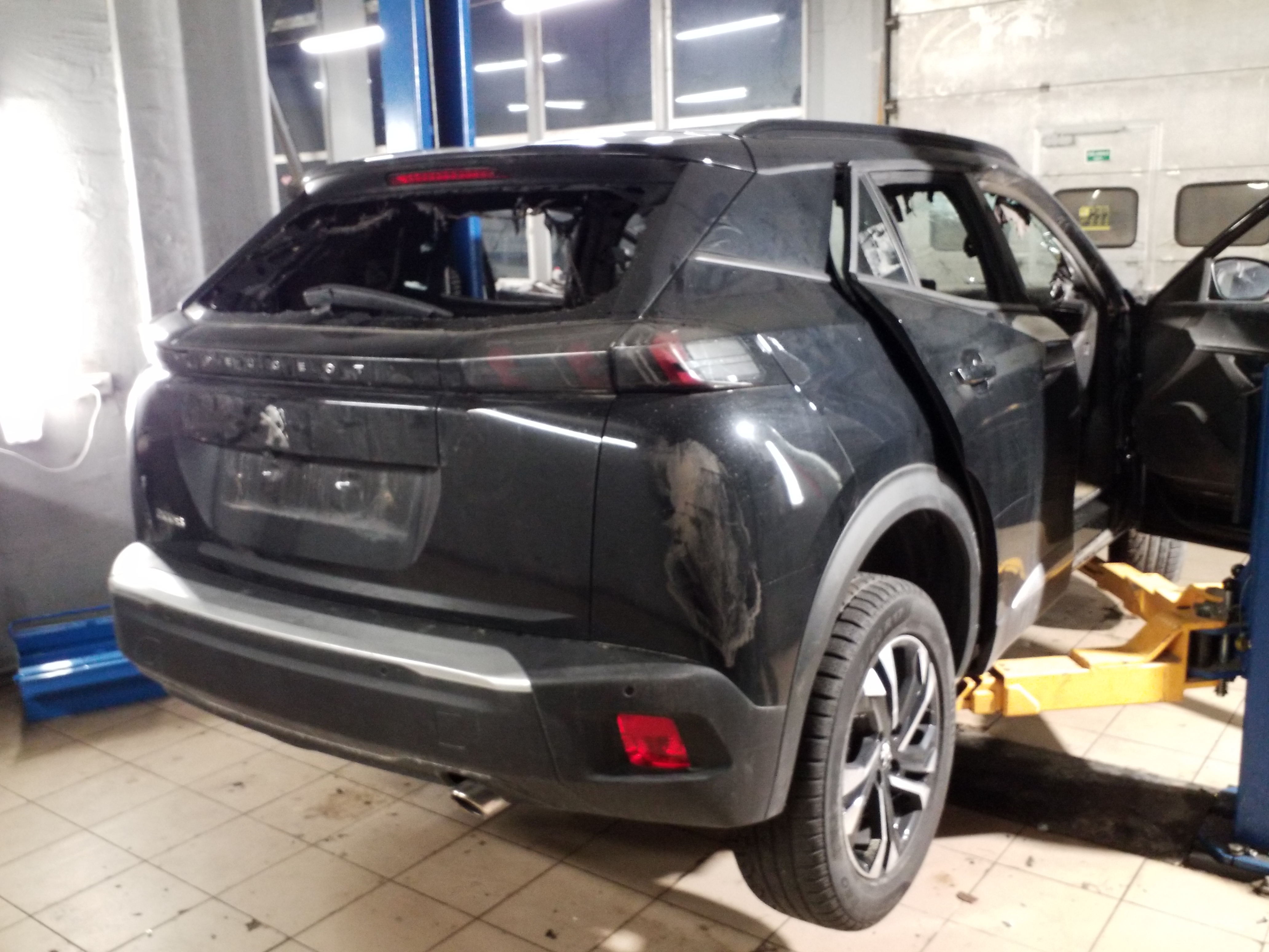 Использовал Peugeot 2008 Держатель батареи 9823533180