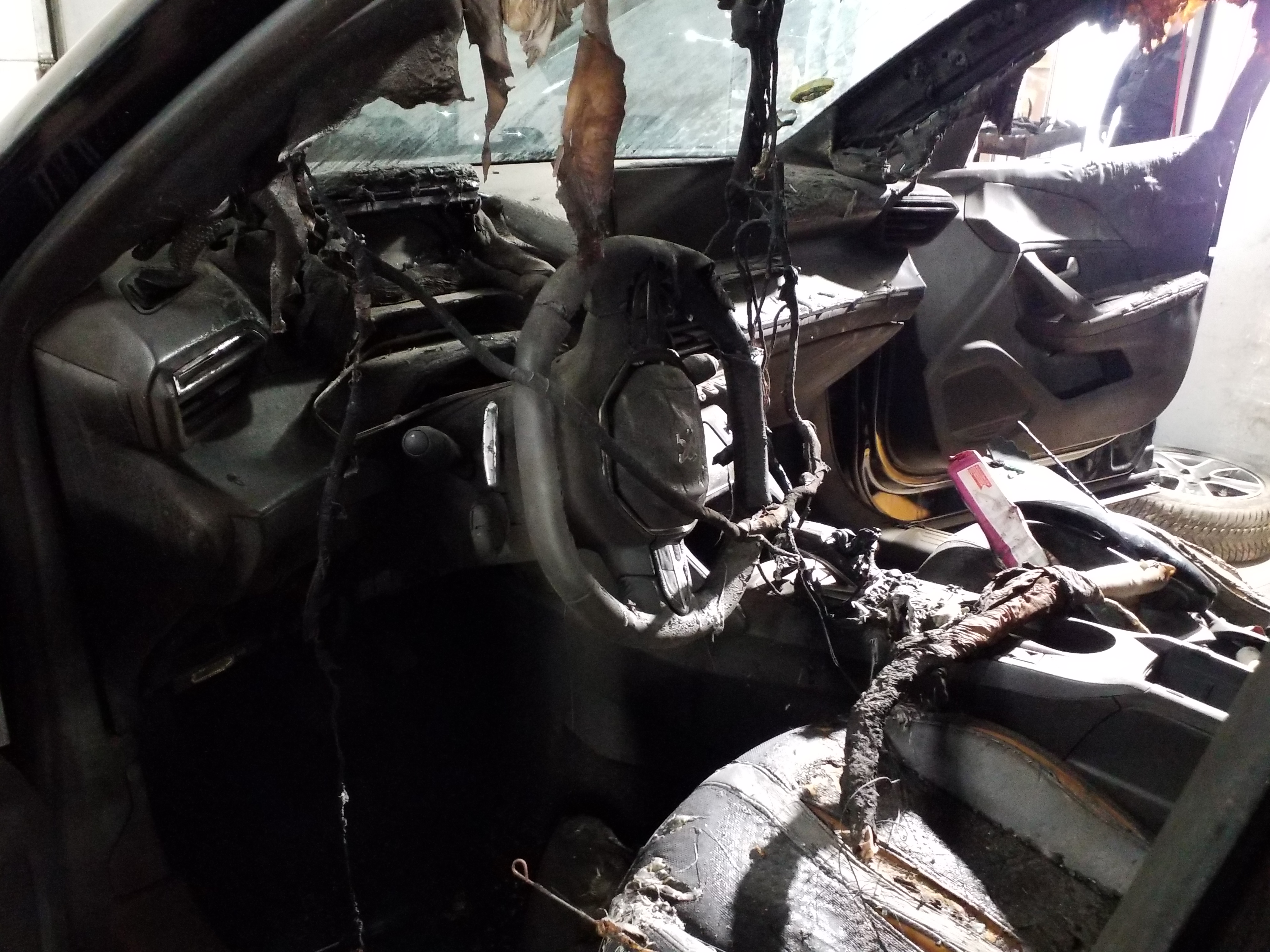 Использовал Peugeot 2008 Держатель батареи 9823533180