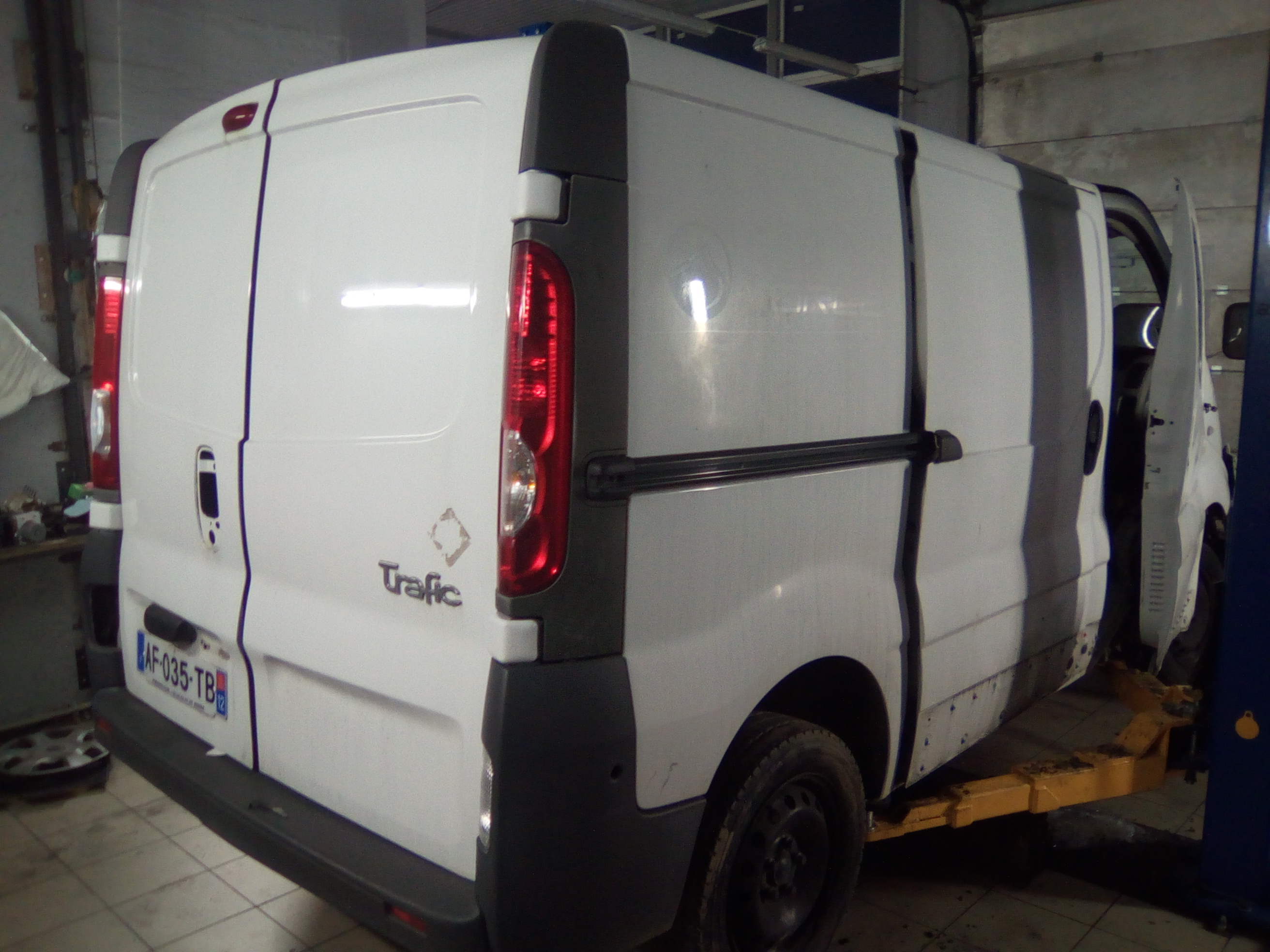 Used RENAULT Trafic Oil filler pipe 8200673395