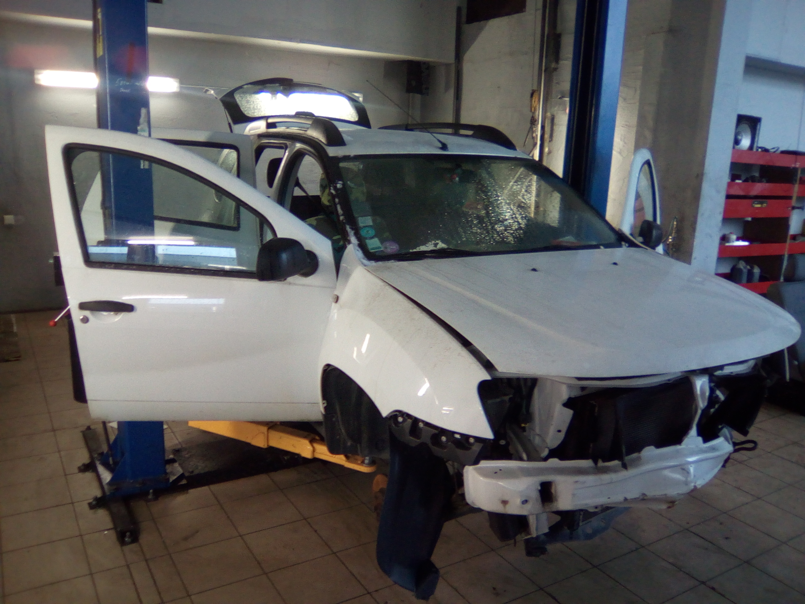 Used Dacia Duster Front door external opening handle and its details 806061345R