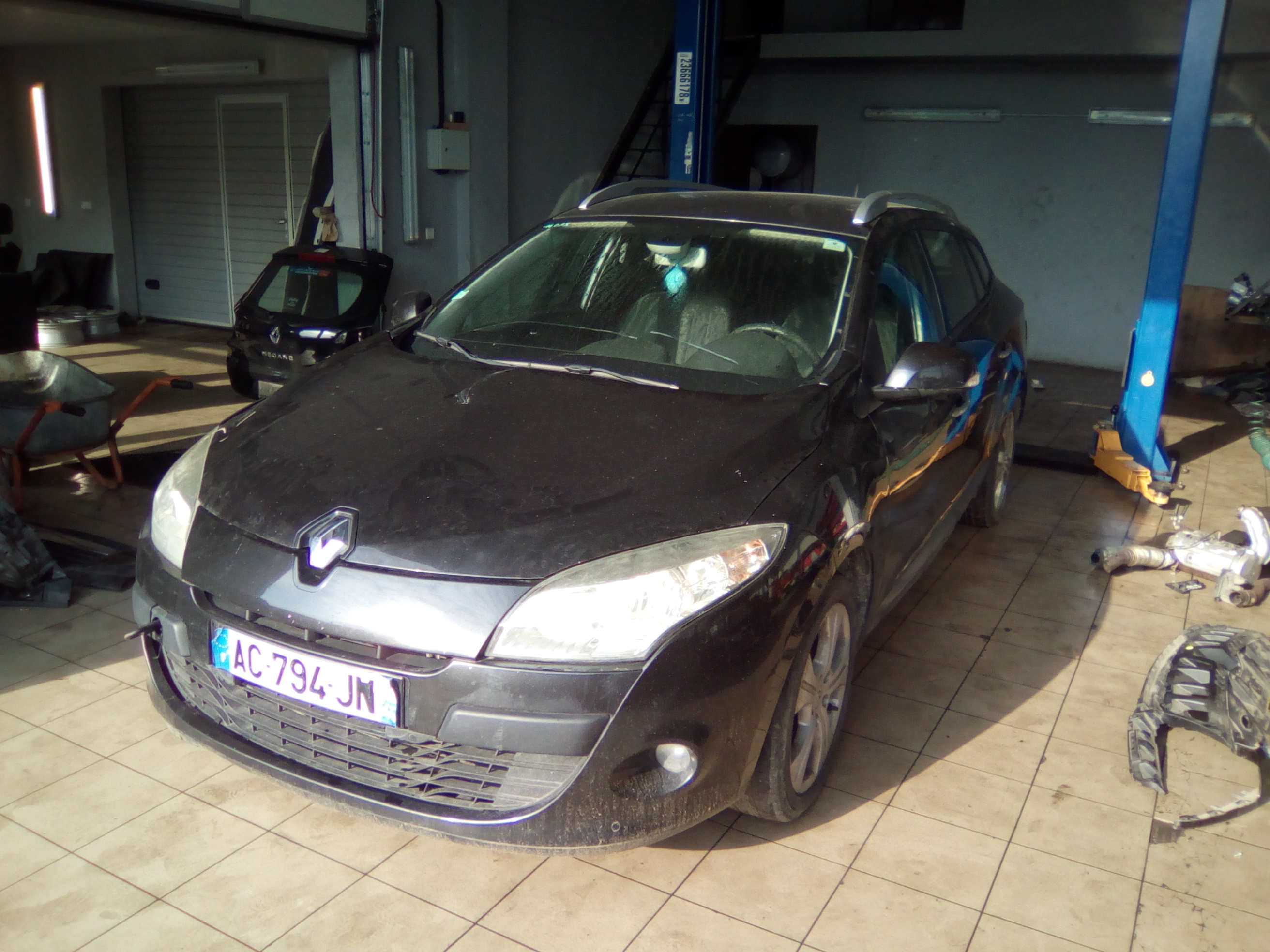 Used RENAULT Megane Outer handle for opening tailgate 7703017108