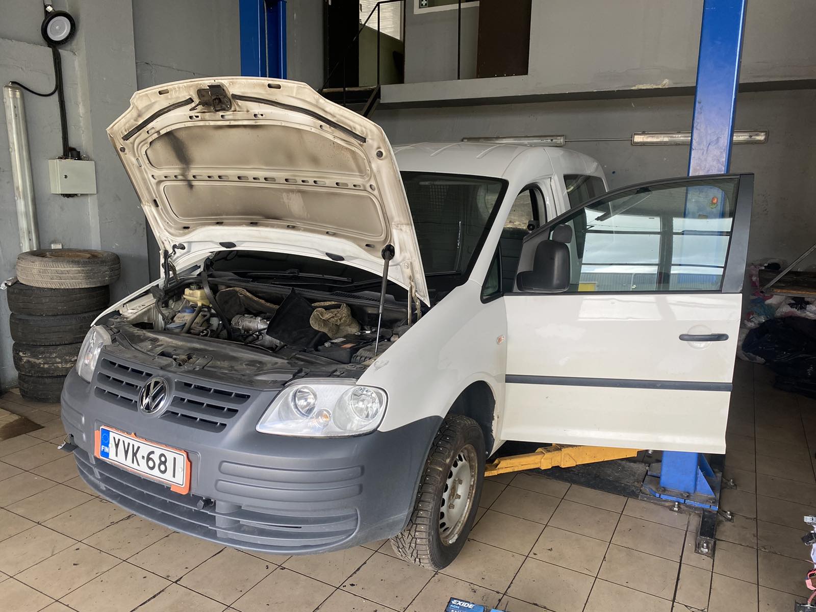 Used Volkswagen Caddy Sliding door bracket 2K0843397