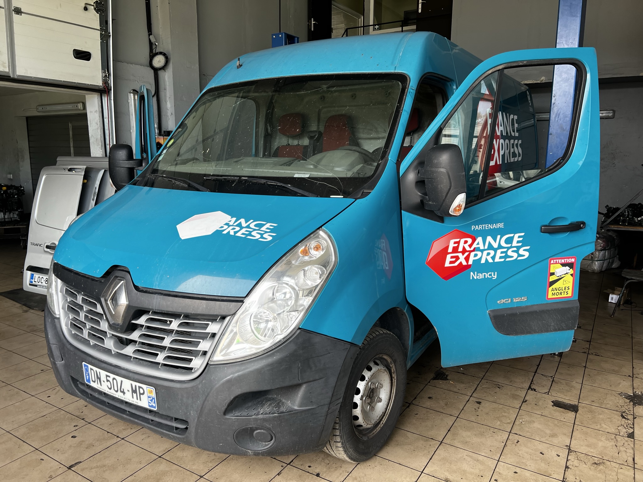 Used RENAULT Master Sliding door strip 828200148R