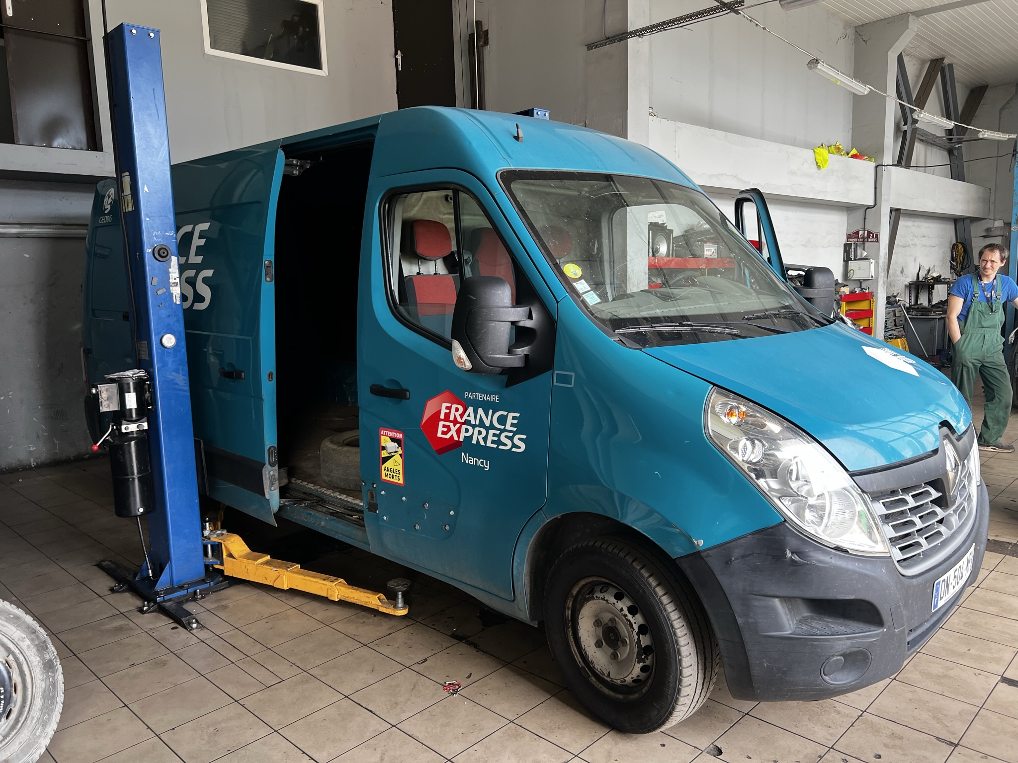 Used RENAULT Master Sliding door strip 828200148R