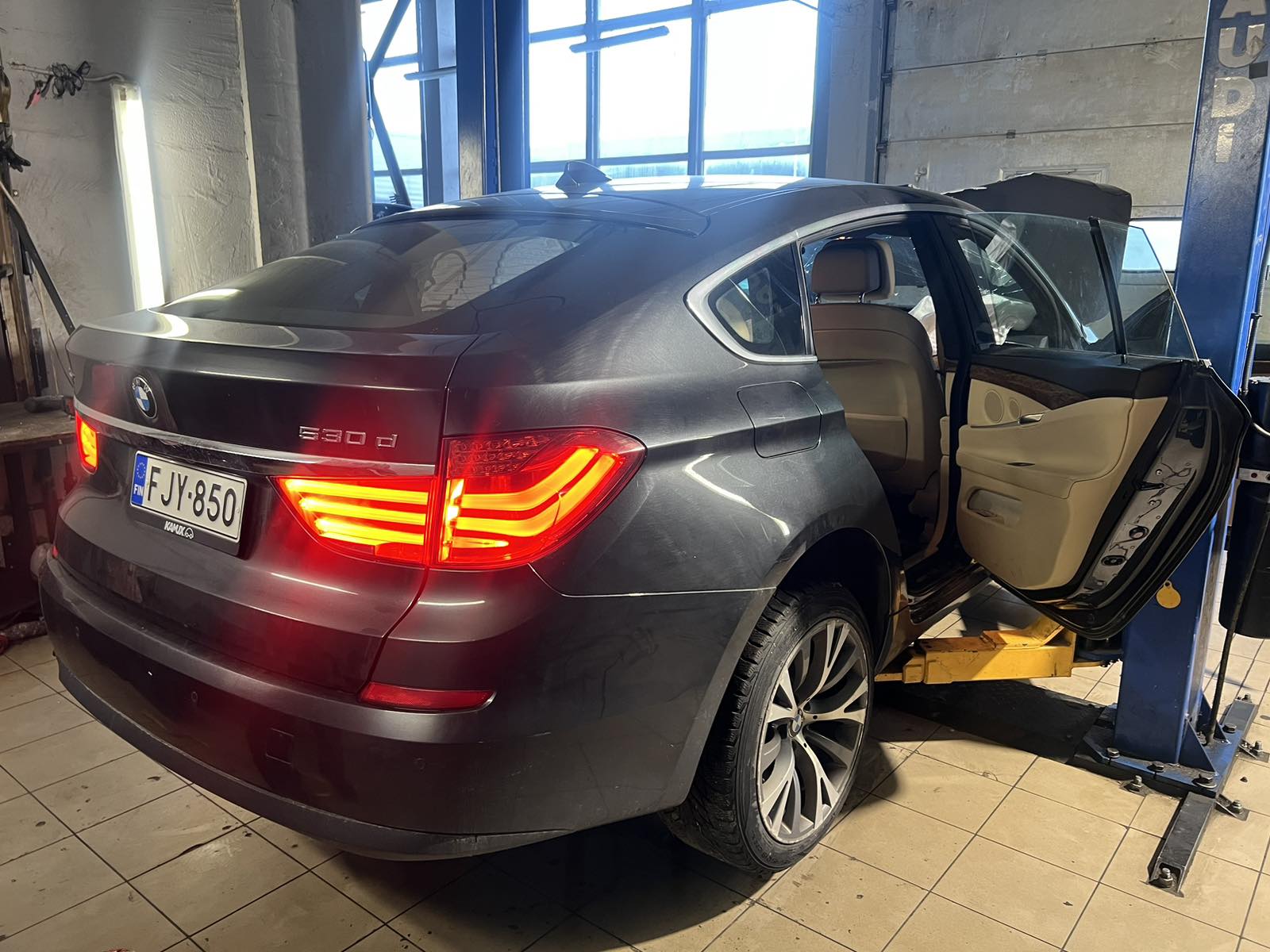 Used BMW 5 SERIES Front door 7206440