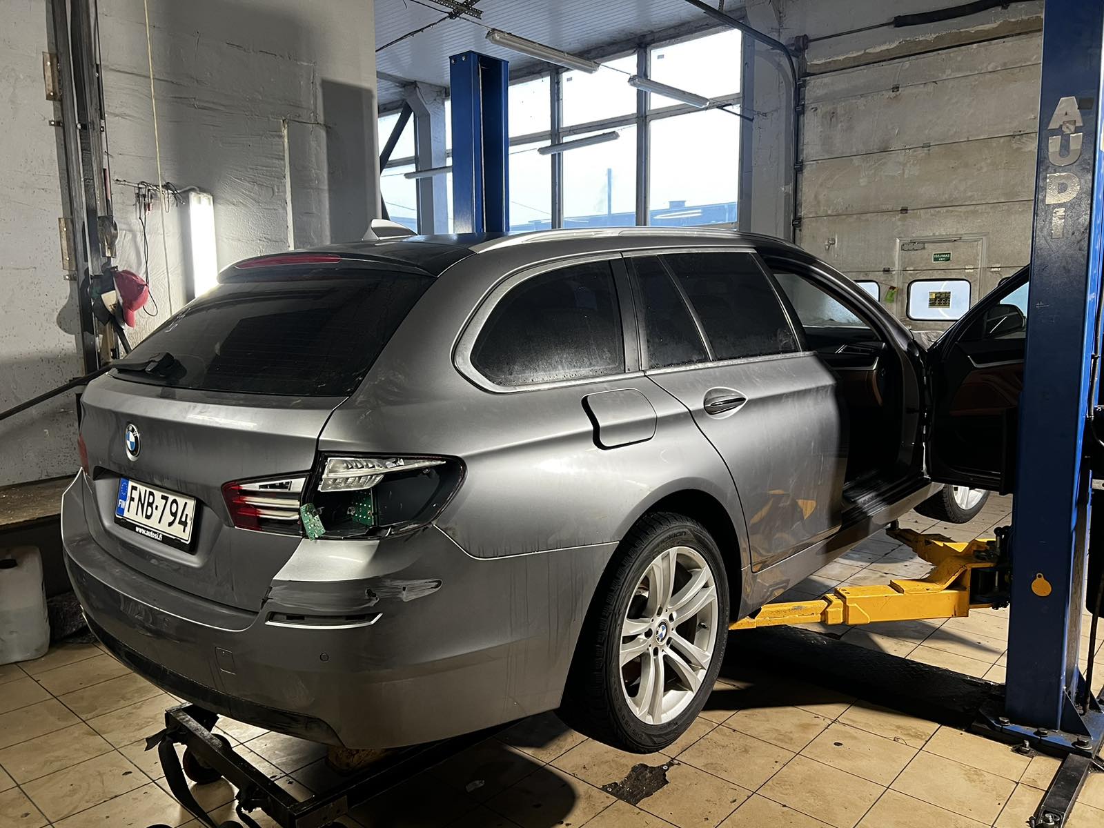 Used BMW 5 SERIES Bonnet sound insulation 6989301