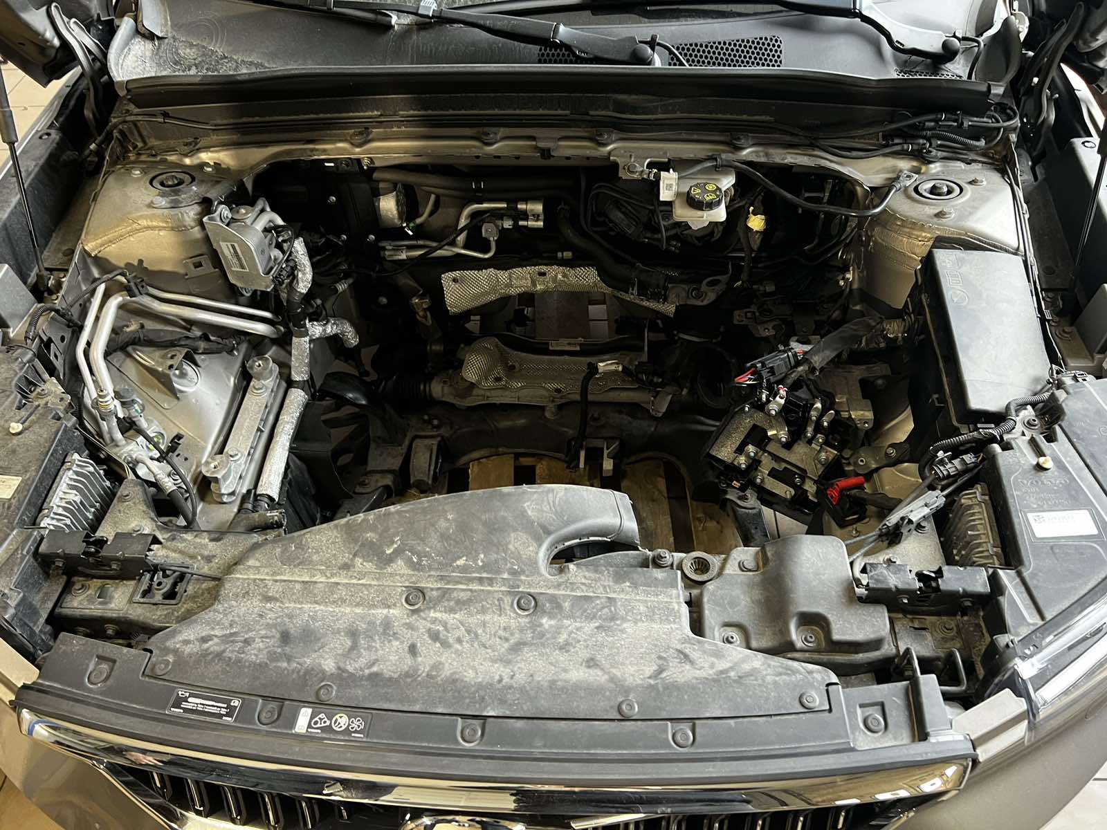 Used VOLVO XC40 Front door strip 31448317